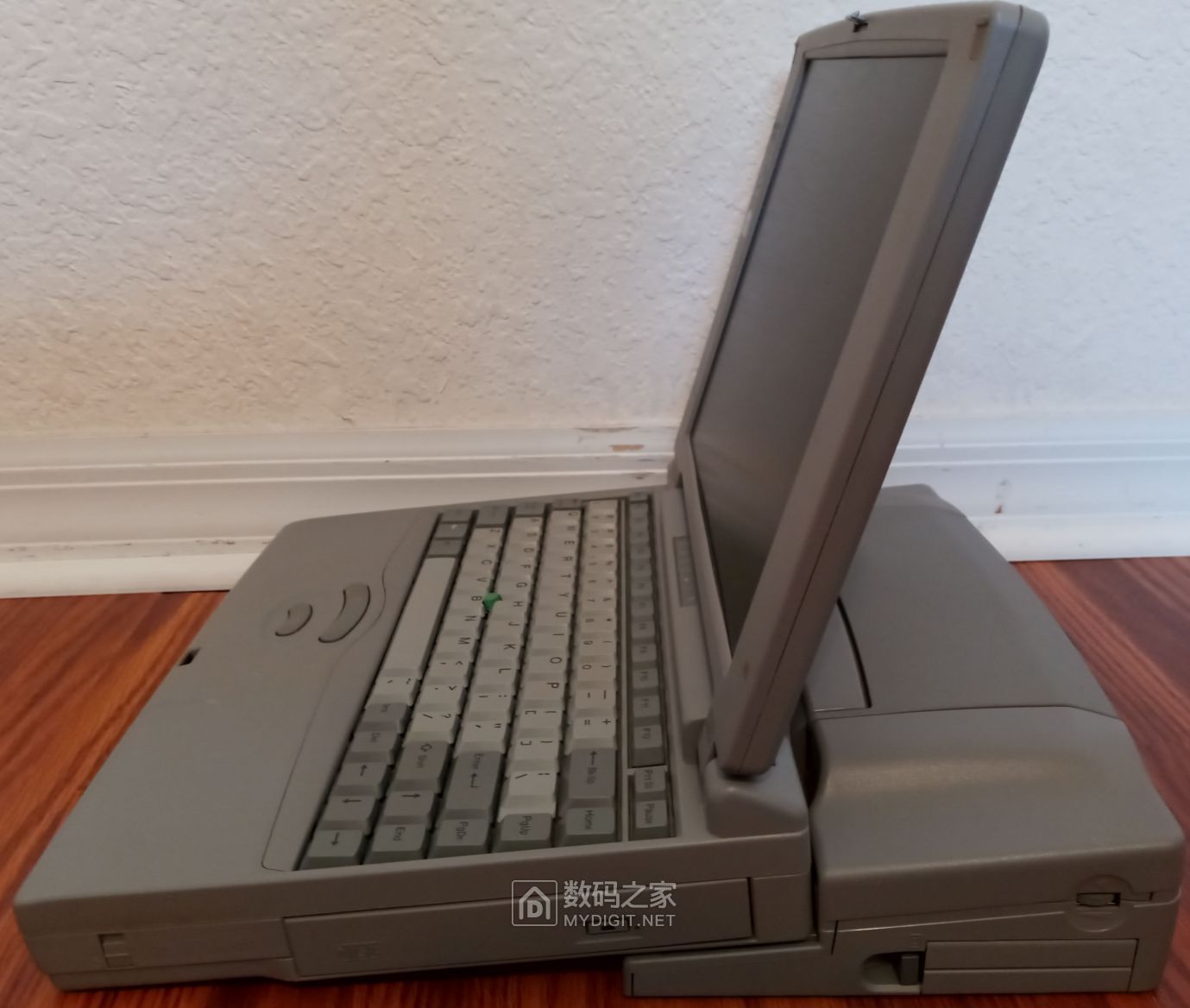 近30年前的东芝Satellite Pro 420CDT笔记本，电池竟然还能用！ - 硬件博物馆 数码之家