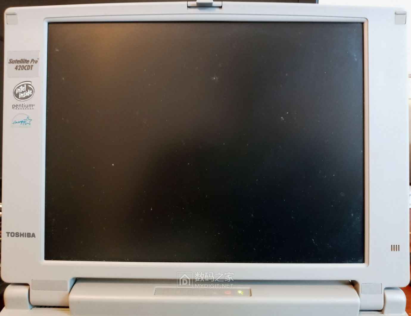 近30年前的东芝Satellite Pro 420CDT笔记本，电池竟然还能用！ - 硬件博物馆 数码之家