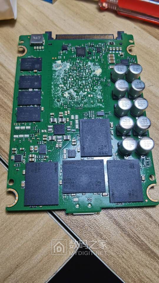 请教大佬们 K9DUGB8这是啥颗粒？来自于三星 1733 3.84t u2 固态硬盘 - U盘存储技术 数码之家