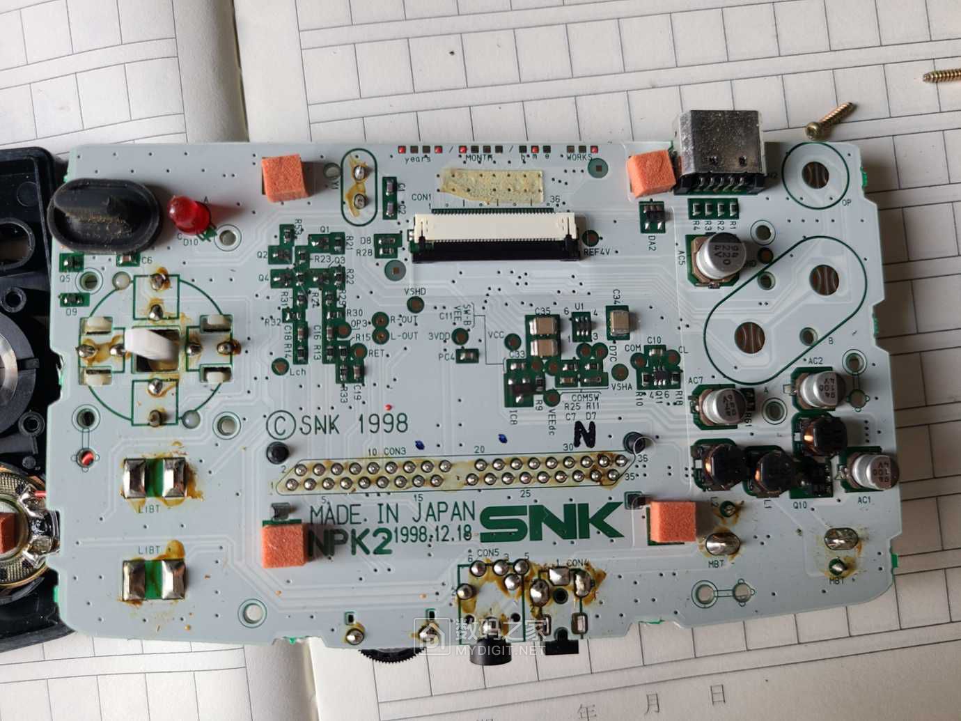 今天拆个游戏机，SNK NGPC掌机拆解（NEOGEO） - 拆机乐园 数码之家