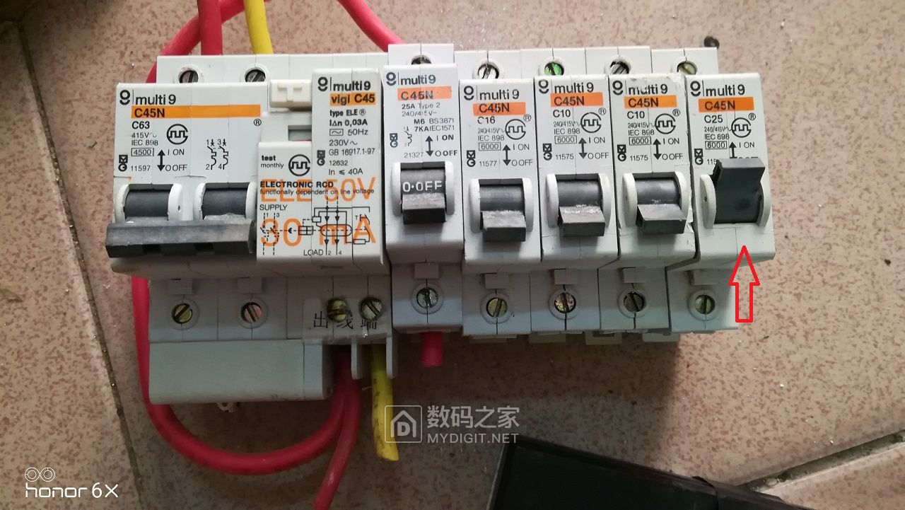 拆个multi9 c45n 25A空气开关 - 拆机乐园 数码之家