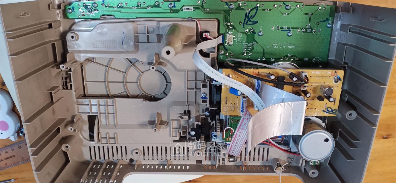 不完全拆解索尼CFD-S401磁带CD一体机 - 拆机乐园 数码之家