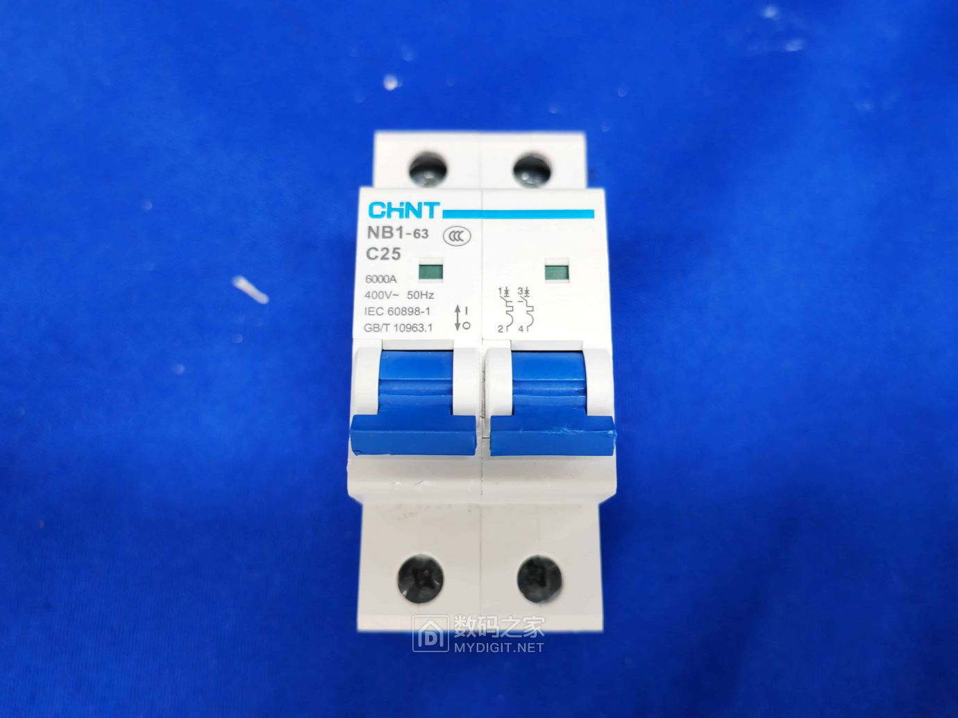 正泰NB1-63 2P C25 和 NB7E 2P C16 断路器拆解 - 拆机乐园 数码之家