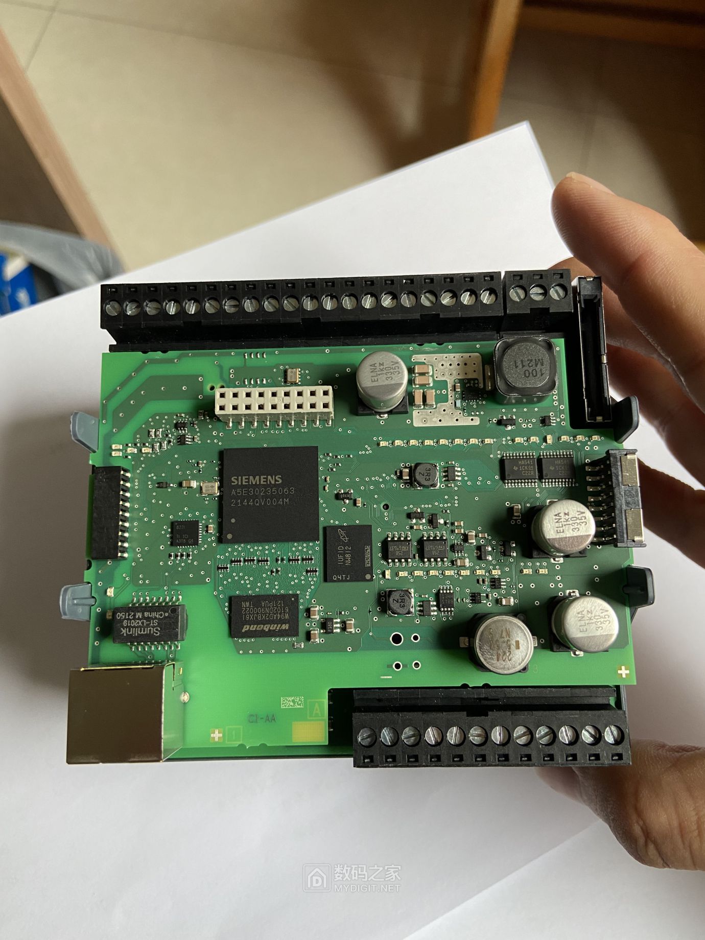 捡了个西门子PLC 1214c，拆开看看（SIMATIC S7-1200） - 行业拆客 数码之家