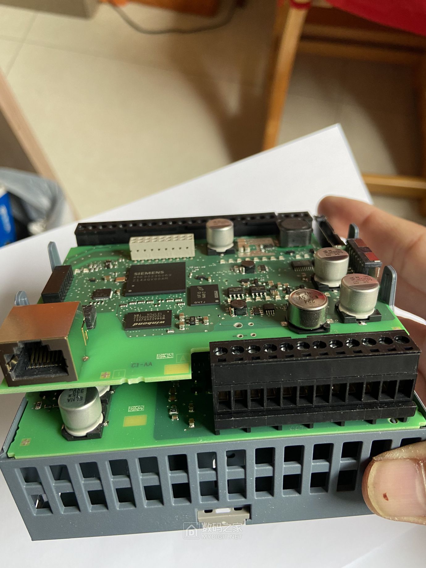 捡了个西门子PLC 1214c，拆开看看（SIMATIC S7-1200） - 行业拆客 数码之家