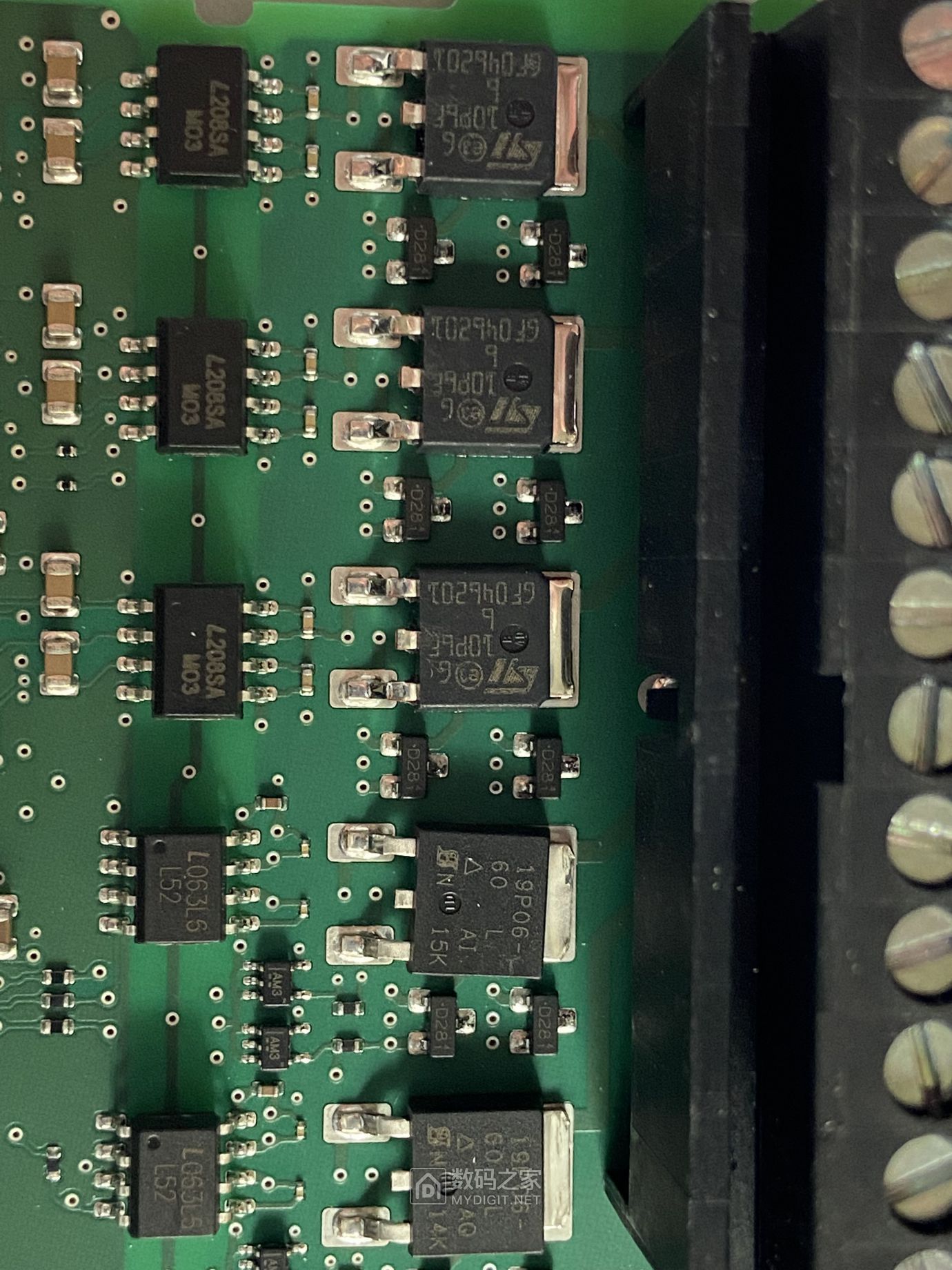 捡了个西门子PLC 1214c，拆开看看（SIMATIC S7-1200） - 行业拆客 数码之家