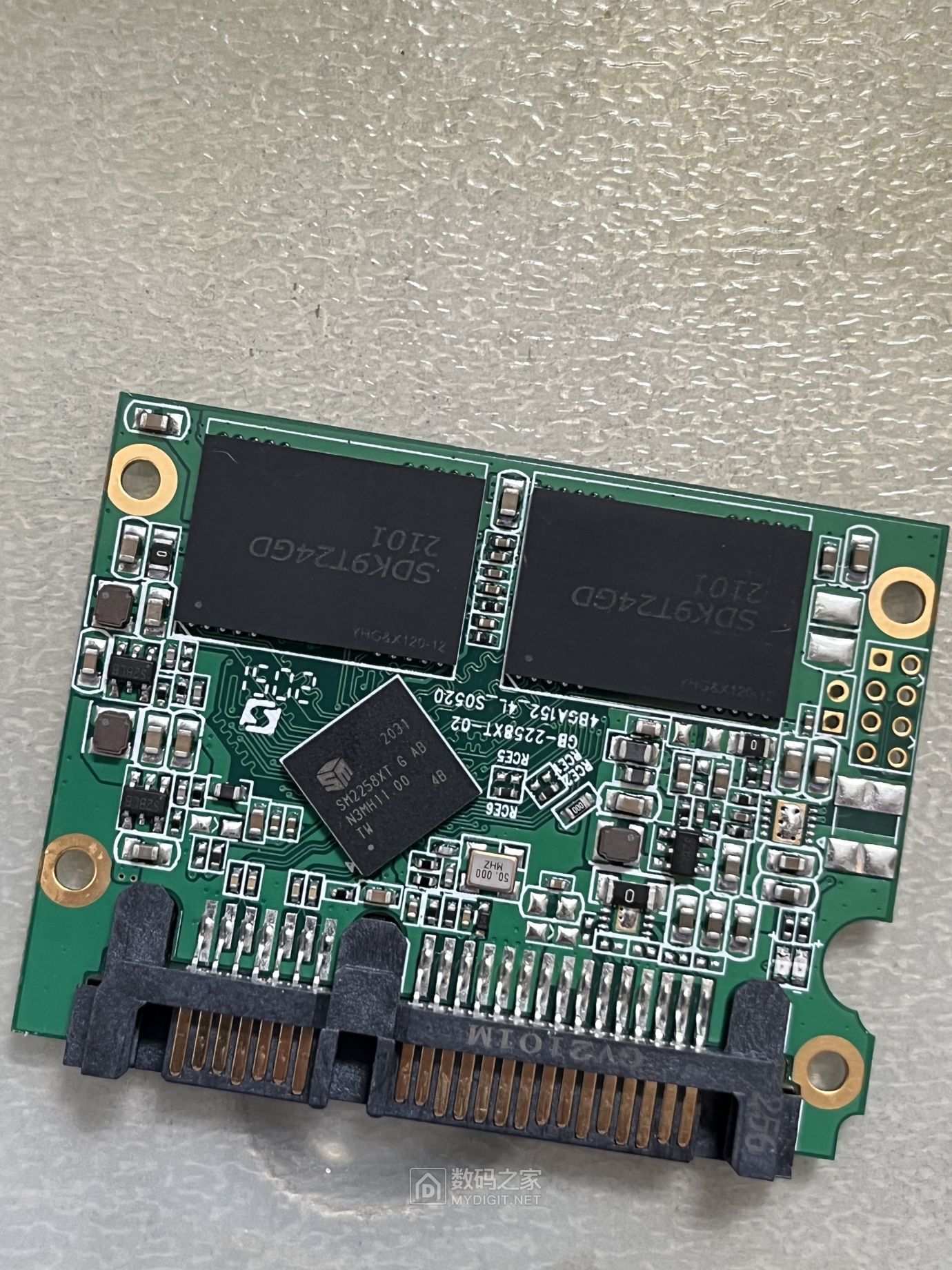 小白求大神给看看，这个昱联固态得用什么SM2258xt的固件版本 - SSD存储技术 数码之家