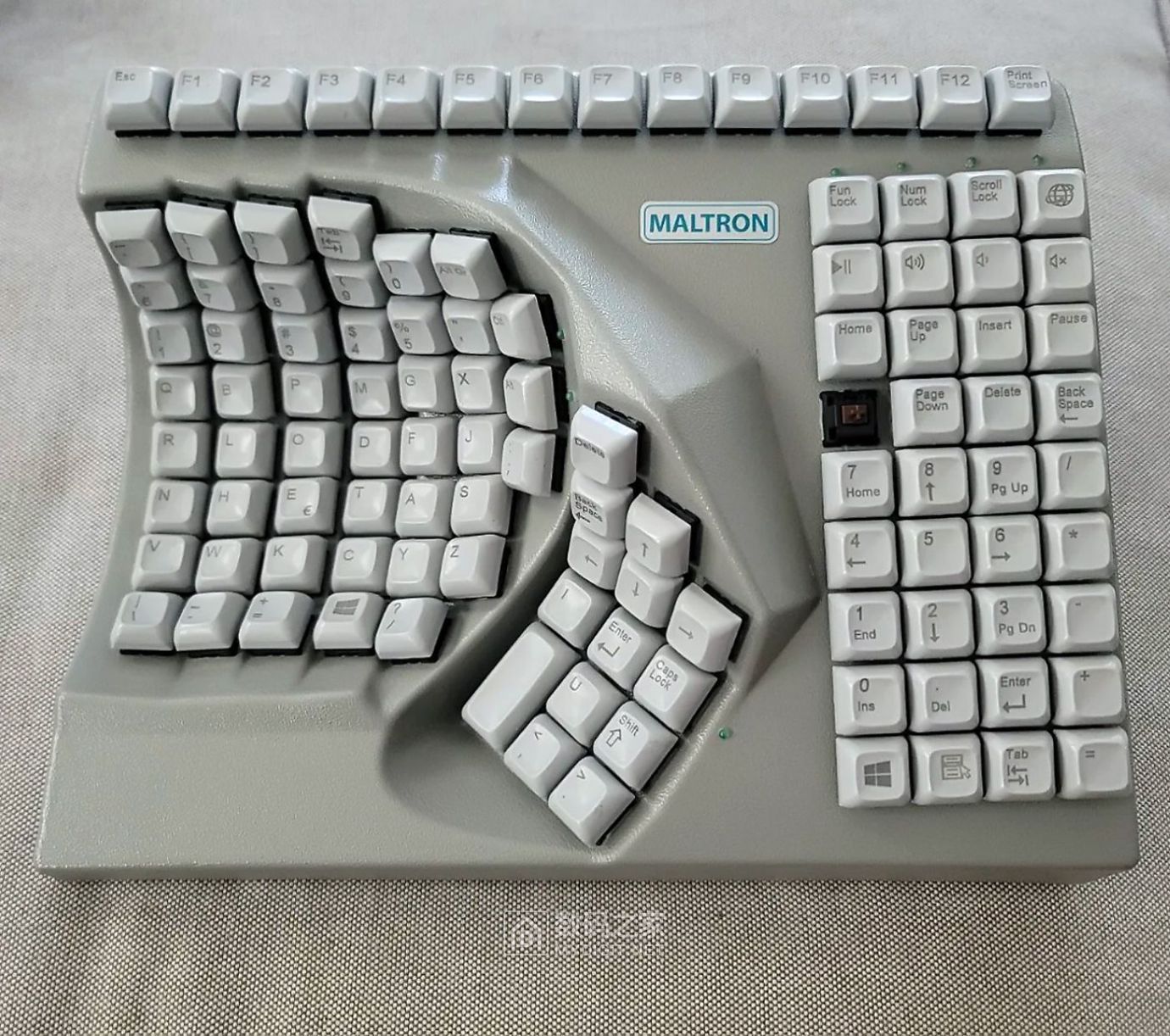 小拆特殊用途IBM键盘，重量4.1KG - 拆机乐园 数码之家