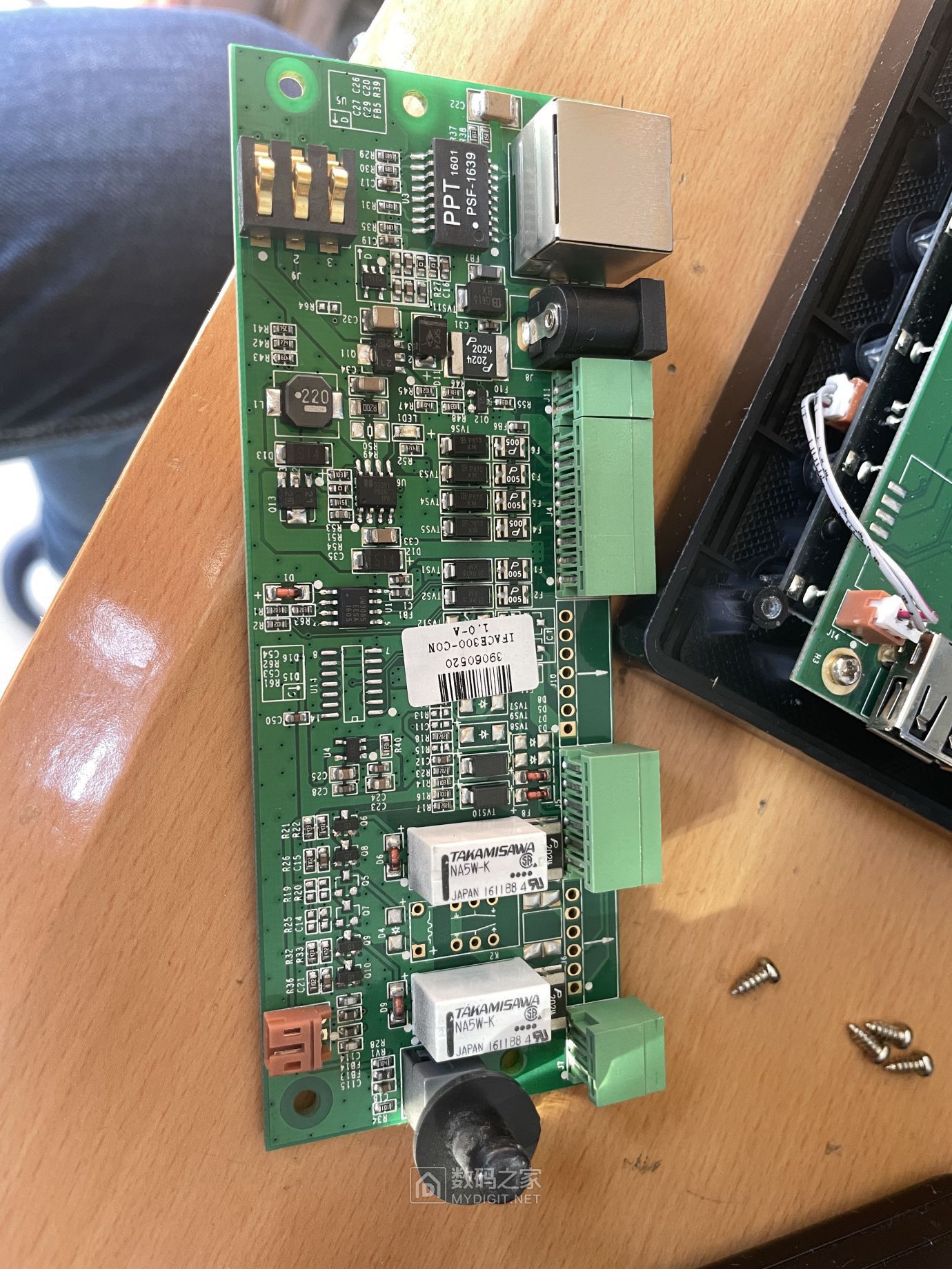 拆个中控ZKTeco iFace702打卡机 - 拆机乐园 数码之家