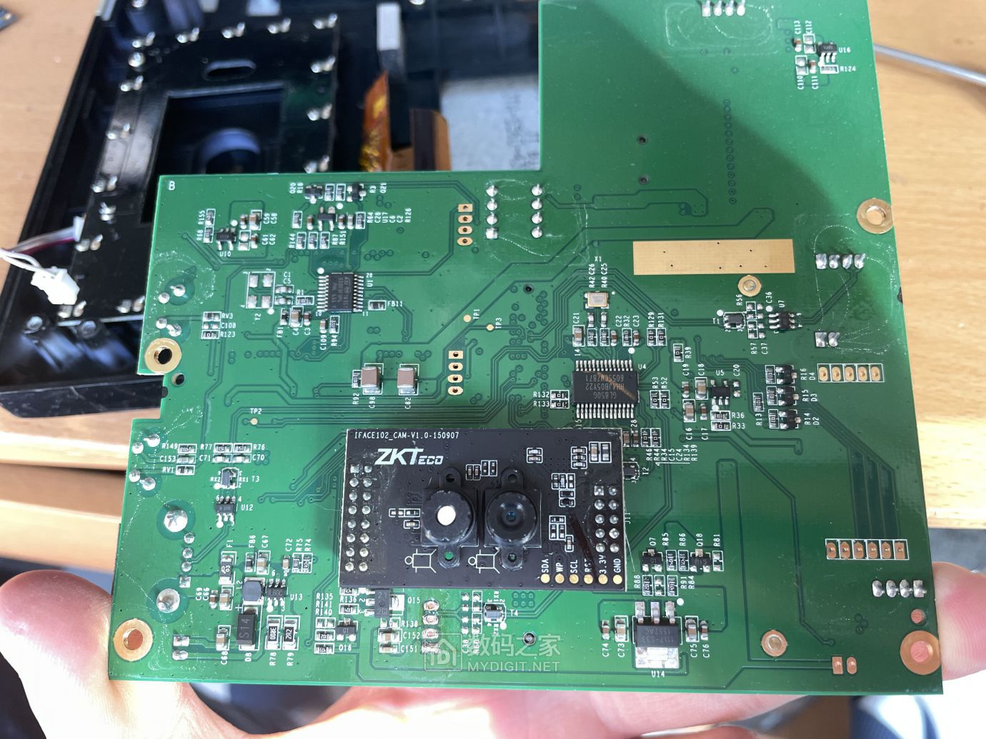拆个中控ZKTeco iFace702打卡机 - 拆机乐园 数码之家