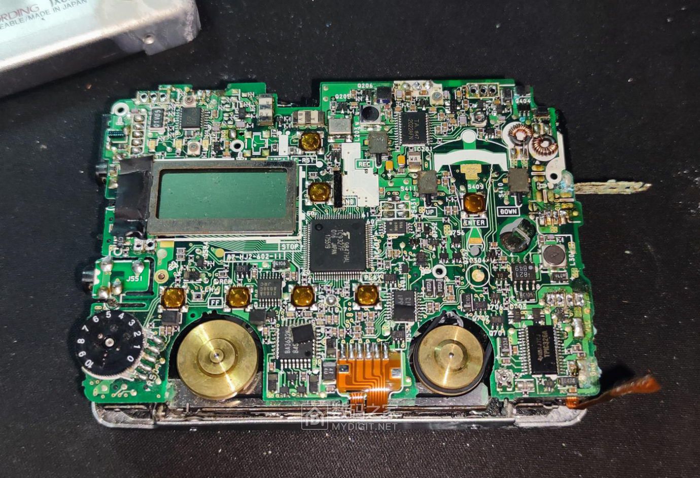 AIWA HS-JX879磁带随身听电路板拆开方式手法及注意点 - 拆机乐园 数码之家