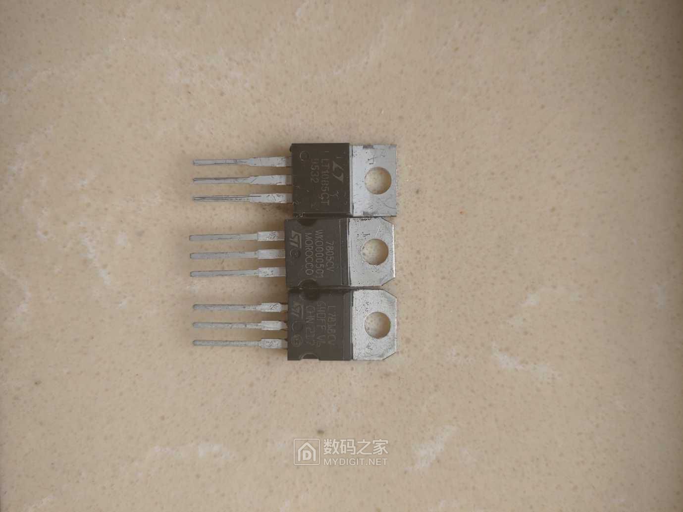 拆解78xx、79xx、lt1085，看芯片大小及真假 - 拆机乐园 数码之家