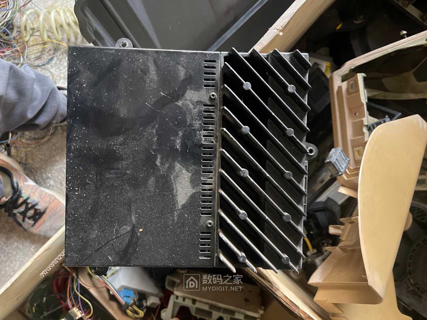 二款 宝马10路功放 LEAR - 汽车拆客 数码之家