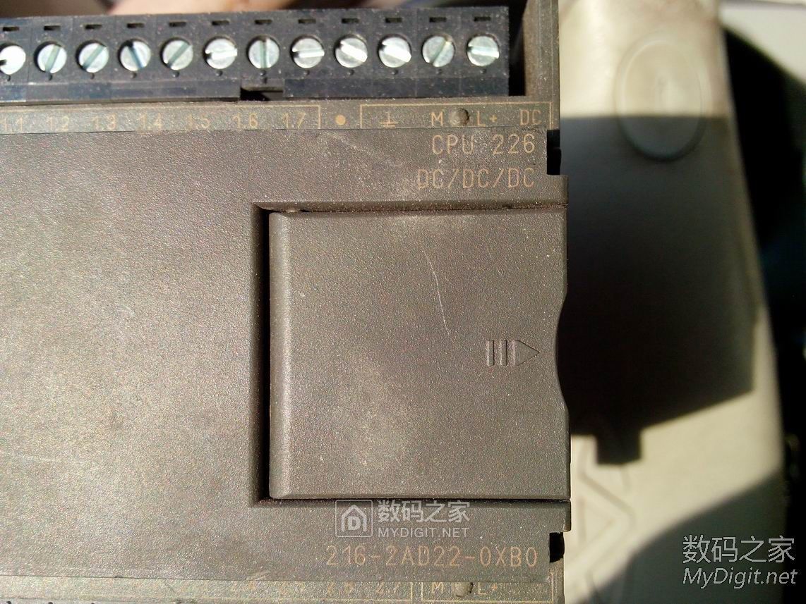 拆解西门子SIEMENS SIMATIC S7-200 PLC，请教高手还有没有利用价值 - 行业拆客 数码之家