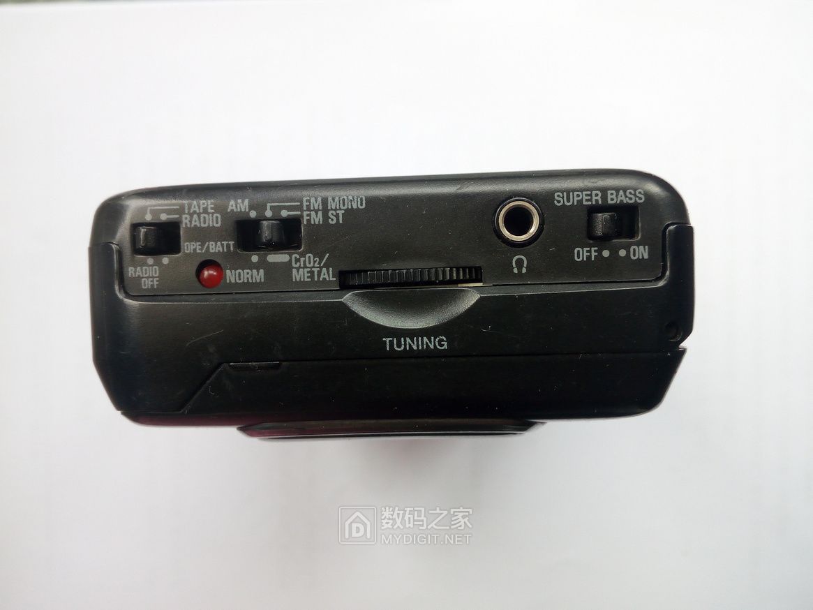 新年拆爱华HS-TA123磁带随身听，换电容解决声音小故障 - 拆机乐园 数码之家