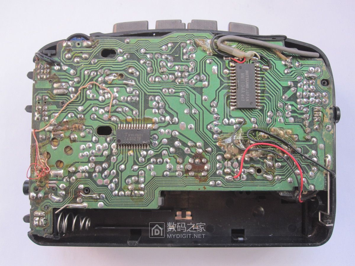 新年拆爱华HS-TA123磁带随身听，换电容解决声音小故障 - 拆机乐园 数码之家