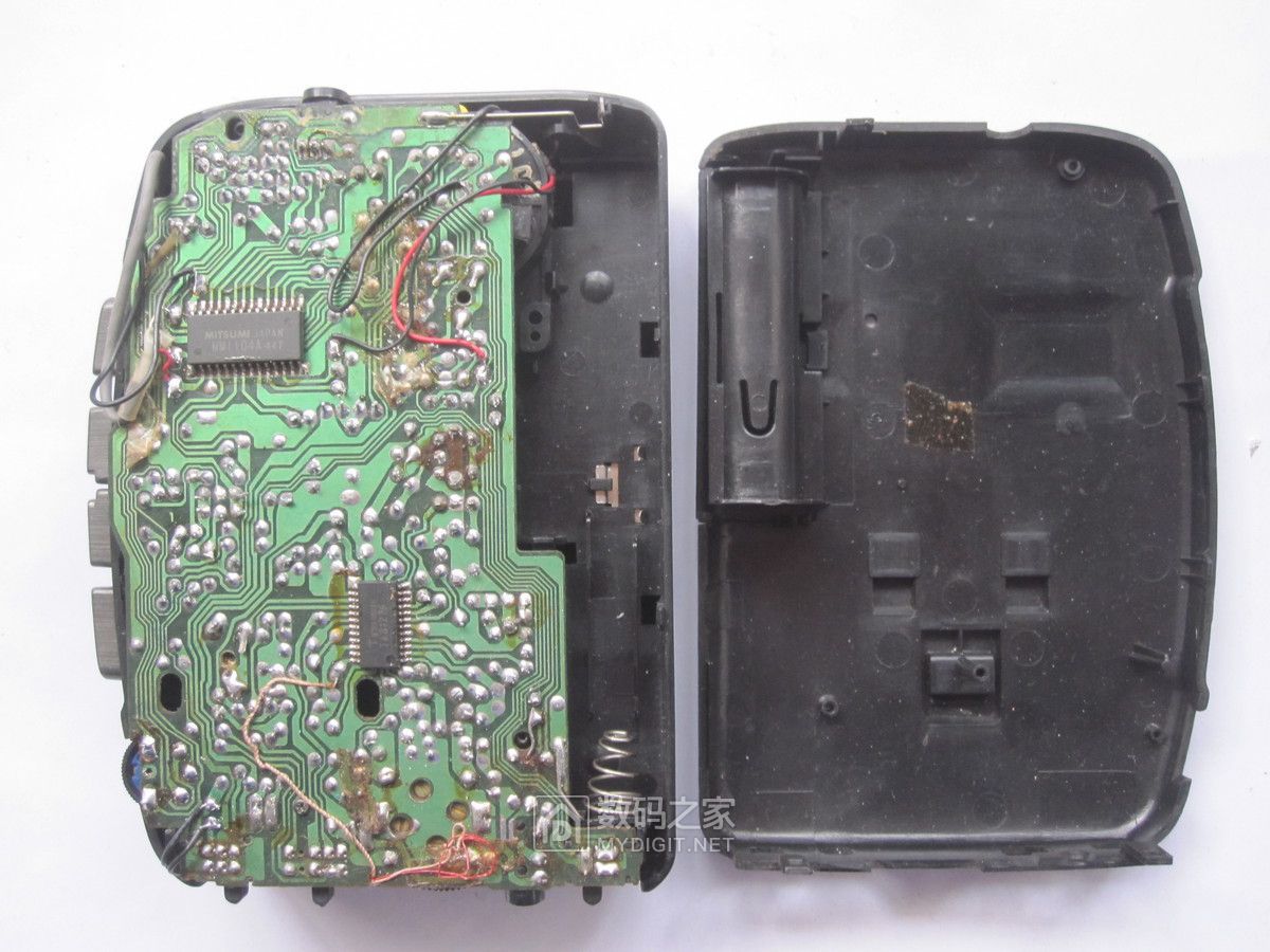 新年拆爱华HS-TA123磁带随身听，换电容解决声音小故障 - 拆机乐园 数码之家