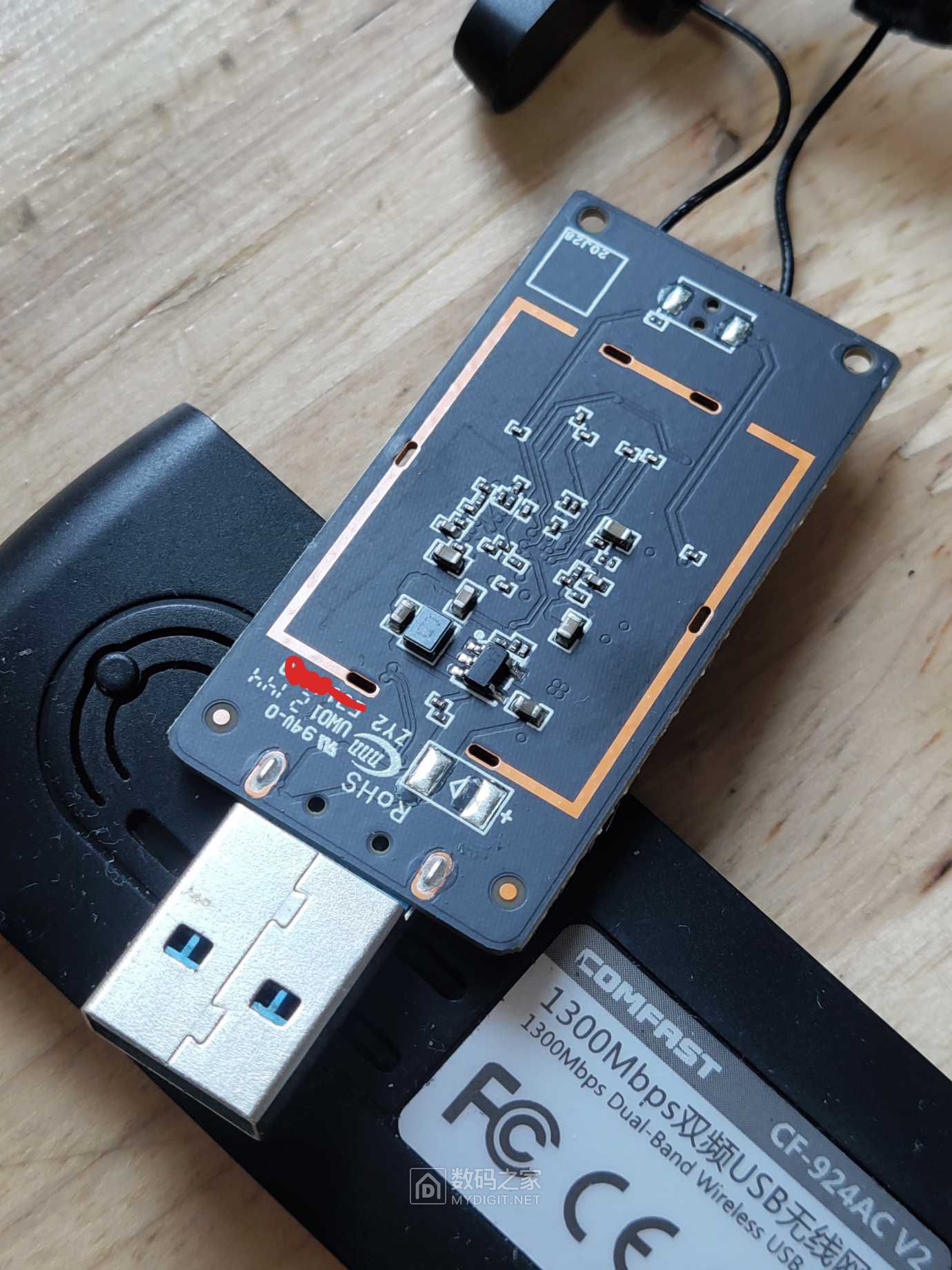 拆解 COMFAST cf-924ac v2 1300m无线网卡RTL8812芯片 - 拆机乐园 数码之家