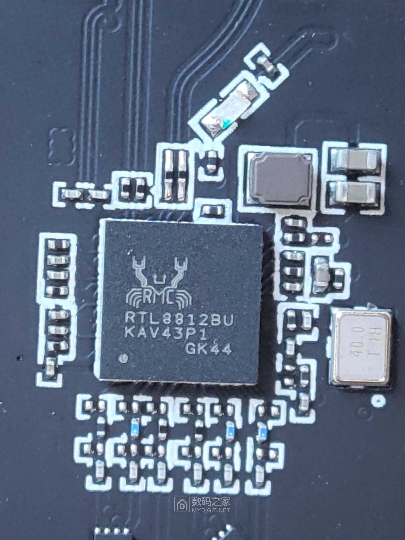 拆解 COMFAST cf-924ac v2 1300m无线网卡RTL8812芯片 - 拆机乐园 数码之家