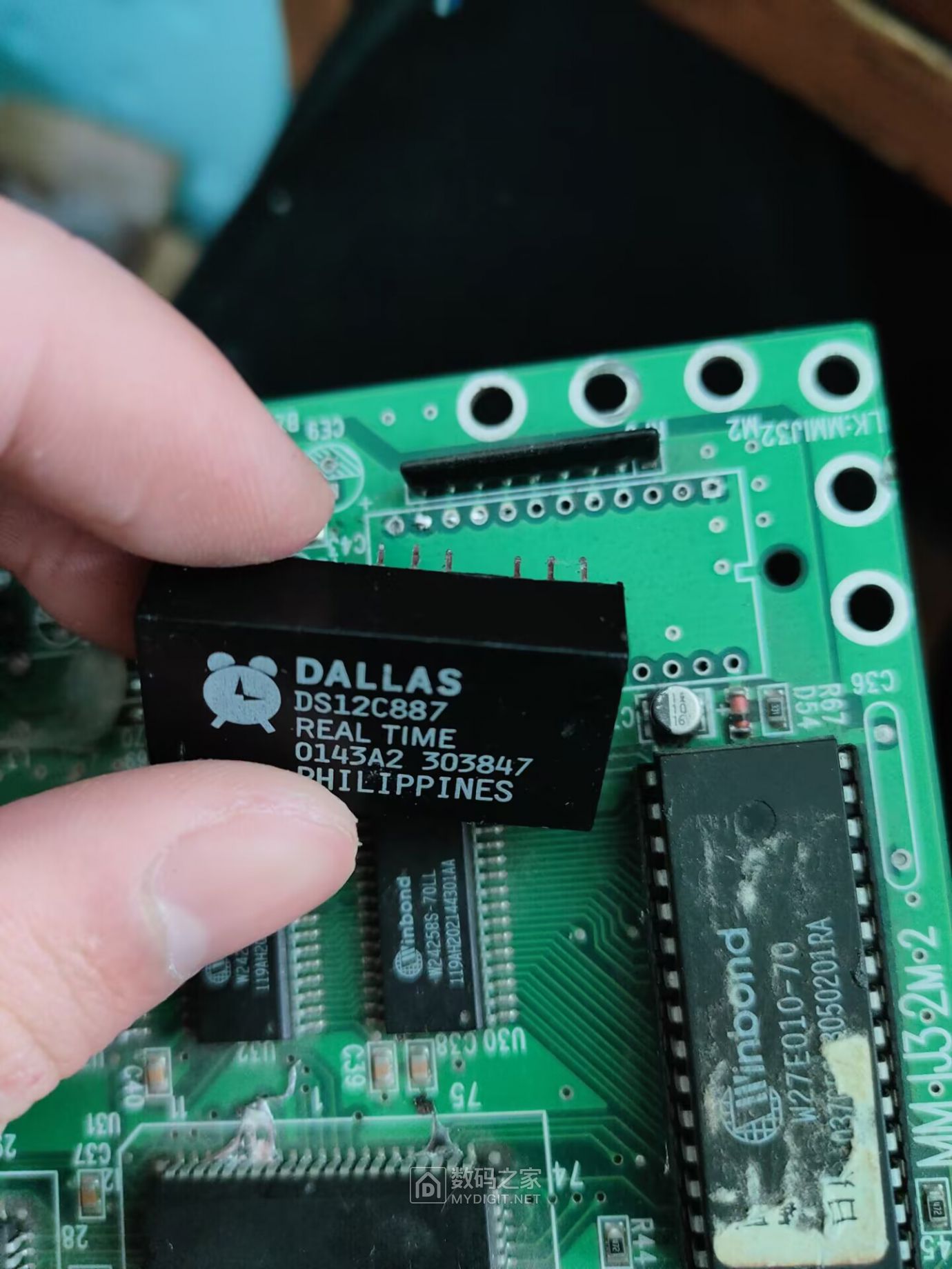 砸十几年前的RTC芯片换电池，没想到还有电（DALLAS DS12C887 Real Time） - 拆机乐园 数码之家