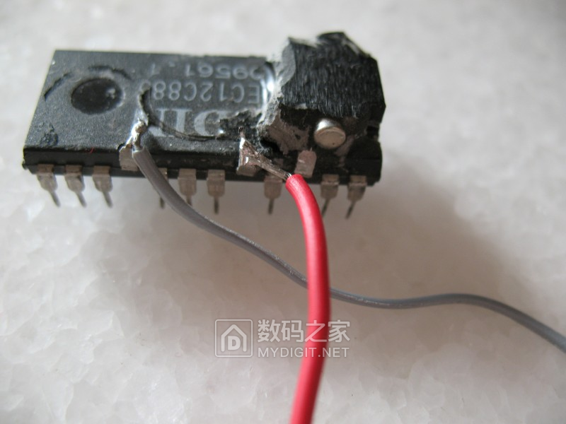 砸十几年前的RTC芯片换电池，没想到还有电（DALLAS DS12C887 Real Time） - 拆机乐园 数码之家