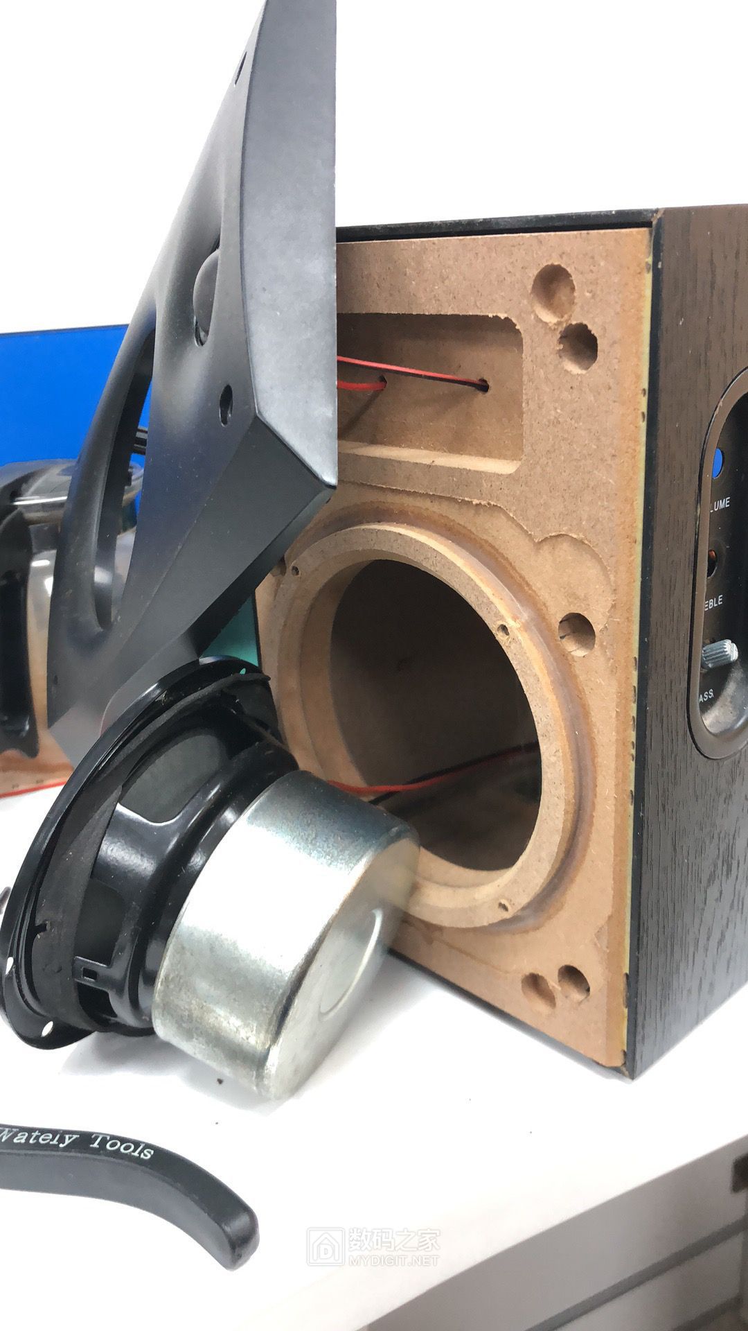 拆修惠威D1010-IV音响无低音故障 - 拆机乐园 数码之家