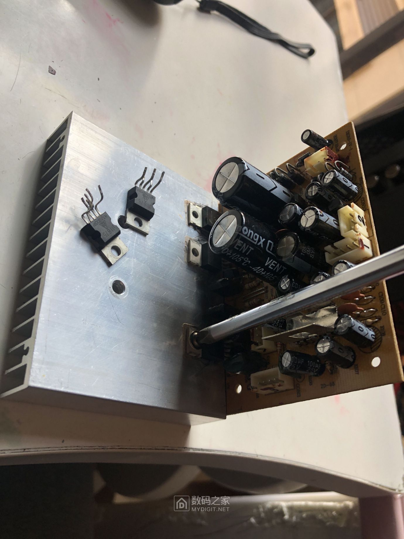 拆修惠威D1010-IV音响无低音故障 - 拆机乐园 数码之家