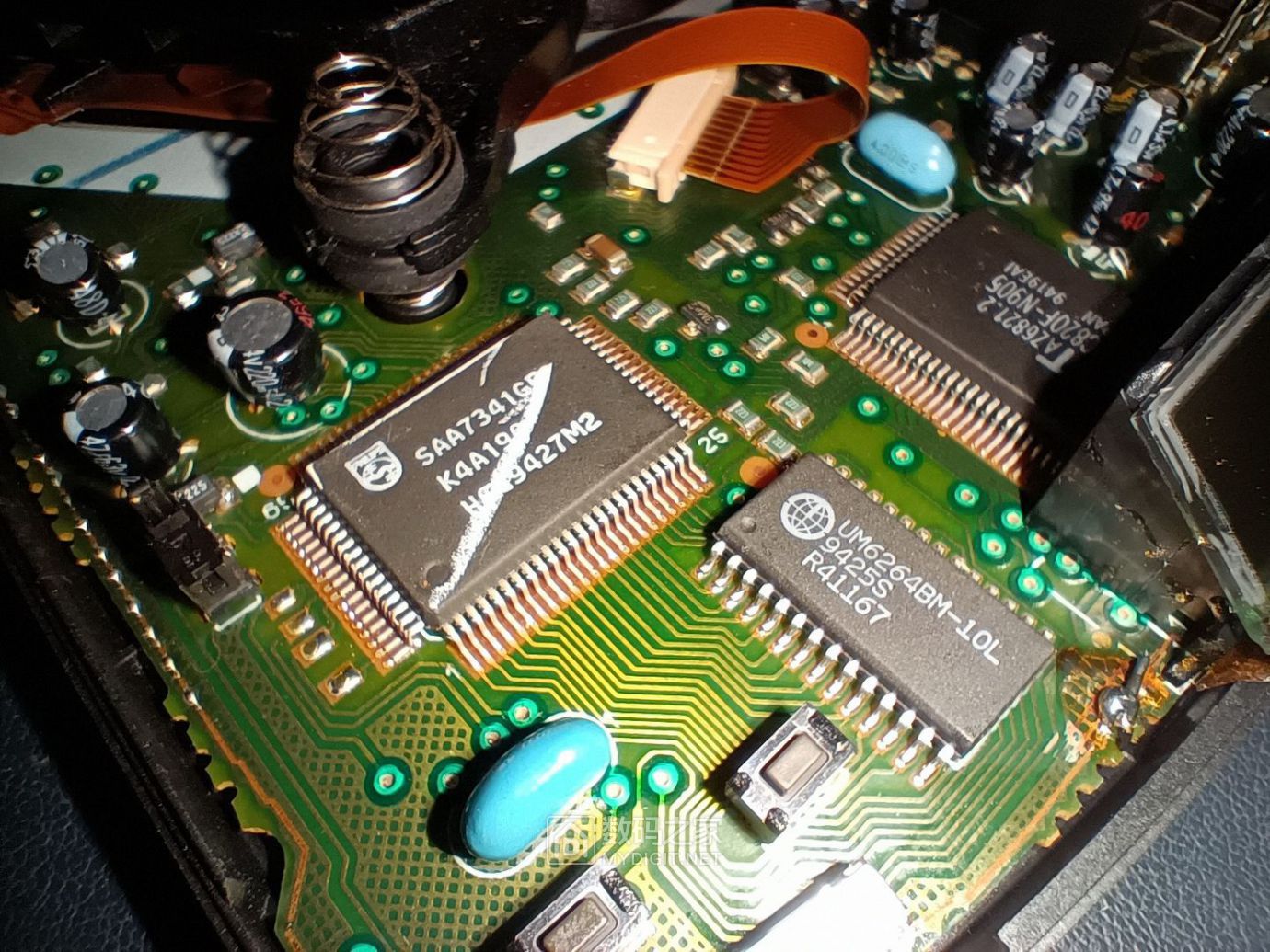 飞利浦CD随身听AZ6821拆机解决偏音问题（激光头深度拆解清洁） - 拆机乐园 数码之家