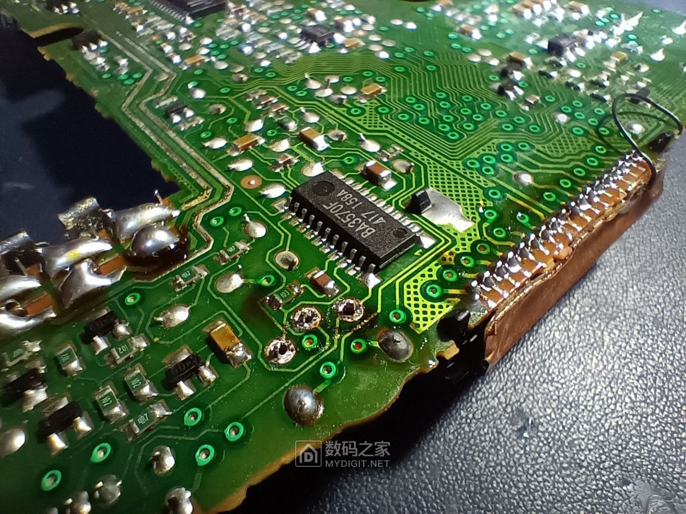 飞利浦CD随身听AZ6821拆机解决偏音问题（激光头深度拆解清洁） - 拆机乐园 数码之家