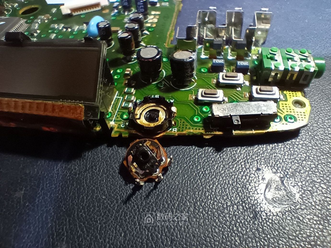 飞利浦CD随身听AZ6821拆机解决偏音问题（激光头深度拆解清洁） - 拆机乐园 数码之家