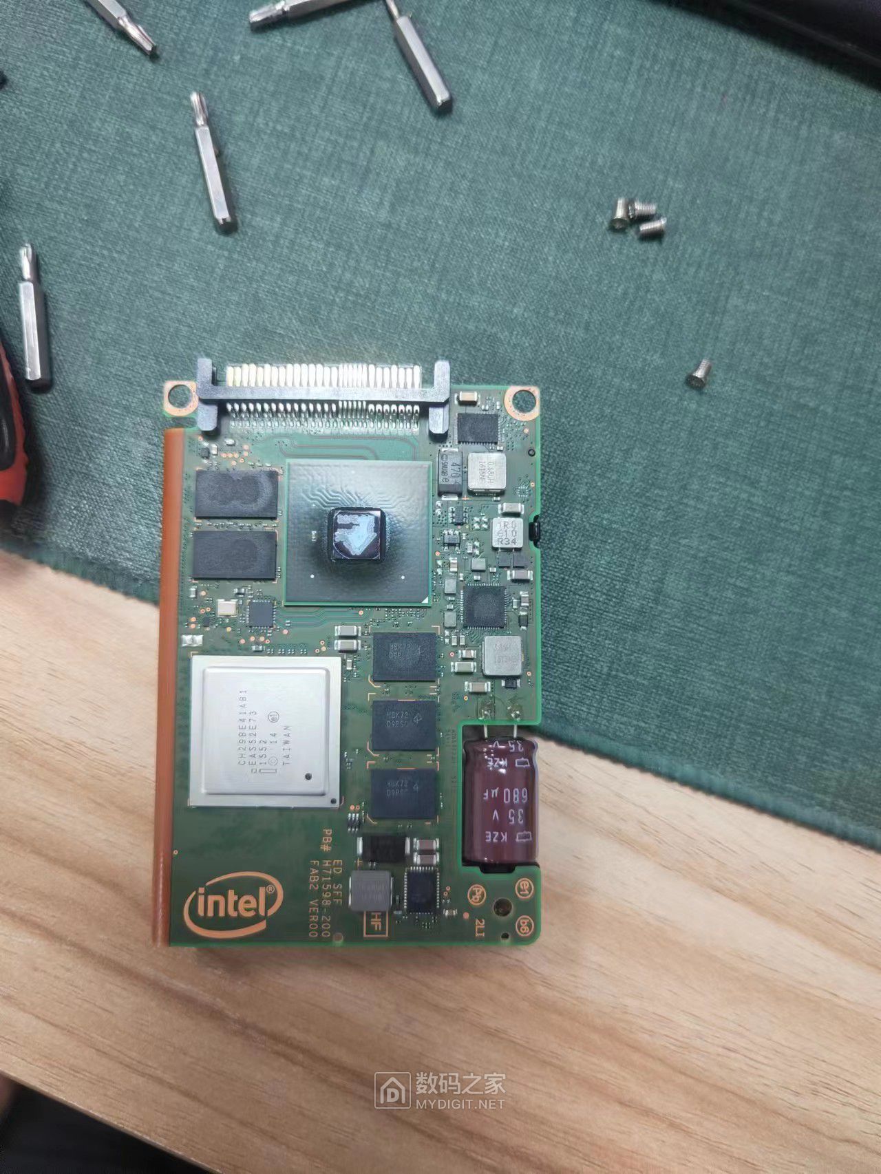 分享intel dc d3600 1TB 固态拆解图 - U盘存储技术 数码之家