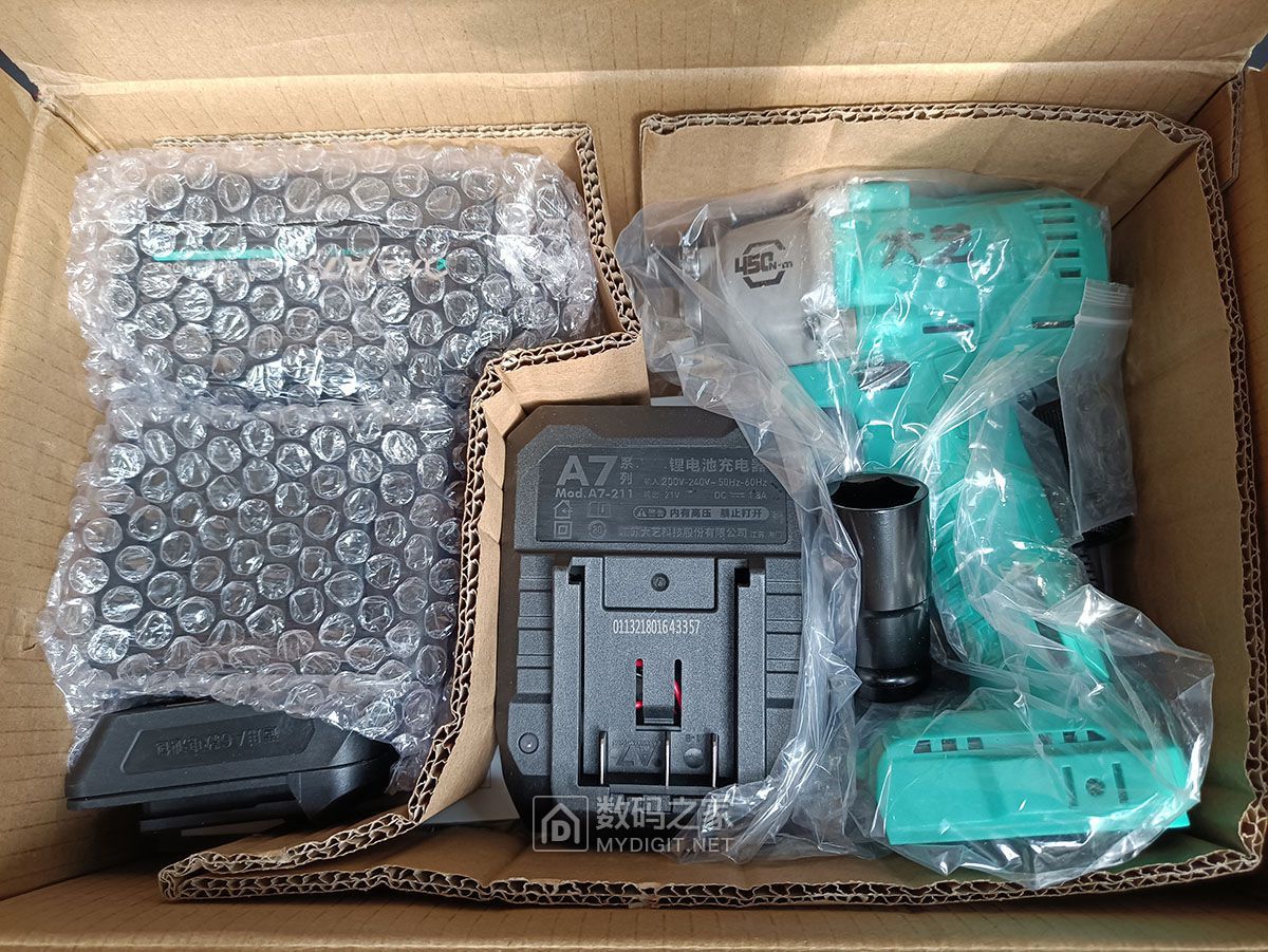 新买的大艺A7-6822G冲击扳手+A7-211充电器+A7-40B1电池包拆解 - 我是工具控 数码之家