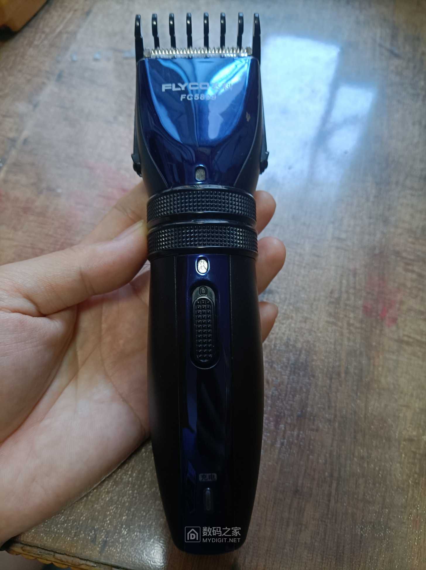 FLYCO FC5809飞科理发器拆解换电池 - 拆机乐园 数码之家