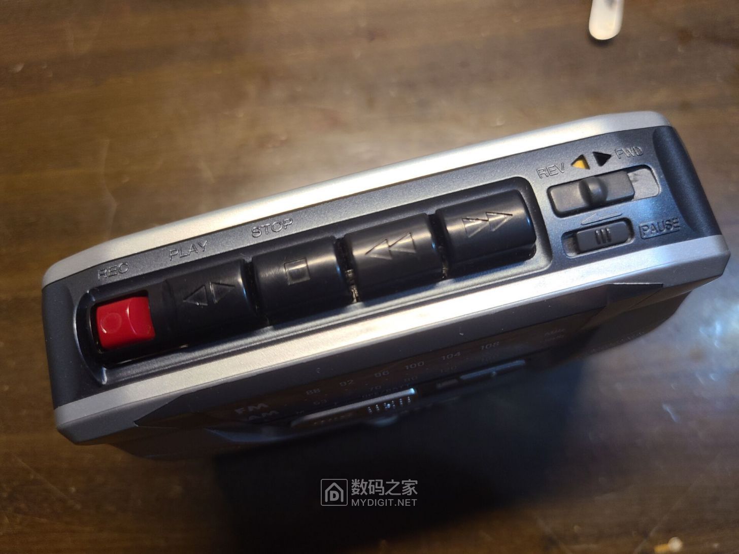 自带立体声喇叭的爱华AIWA录放磁带随身听HS-JS385首拆和打理 - 拆机乐园 数码之家