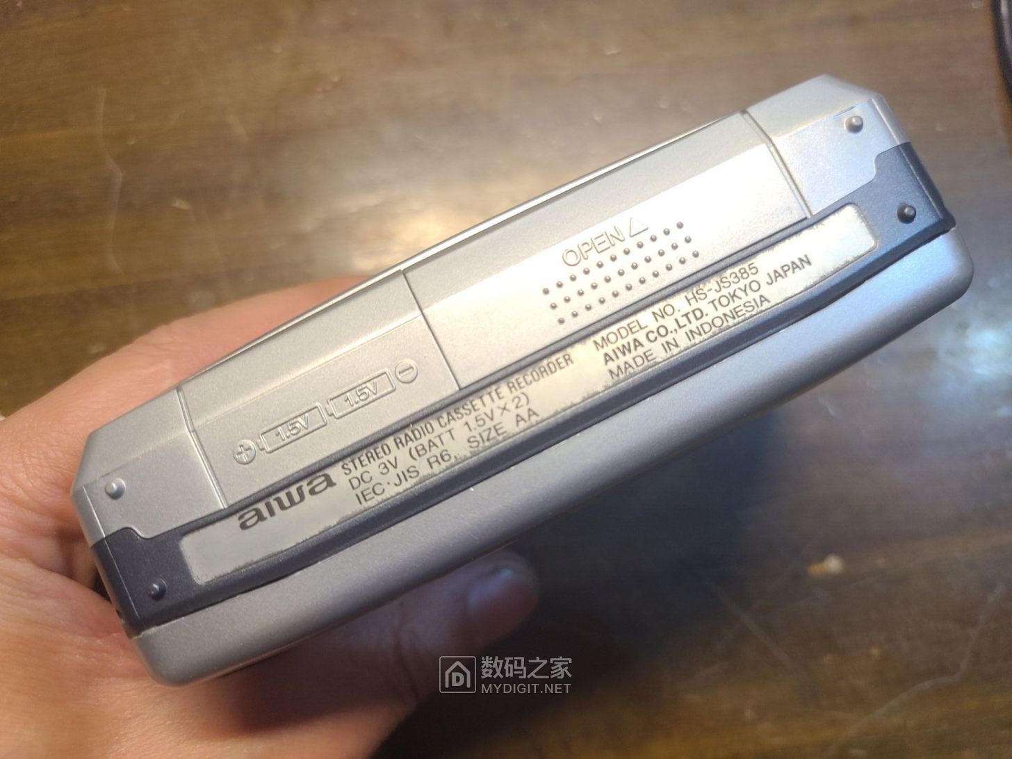 自带立体声喇叭的爱华AIWA录放磁带随身听HS-JS385首拆和打理 - 拆机乐园 数码之家