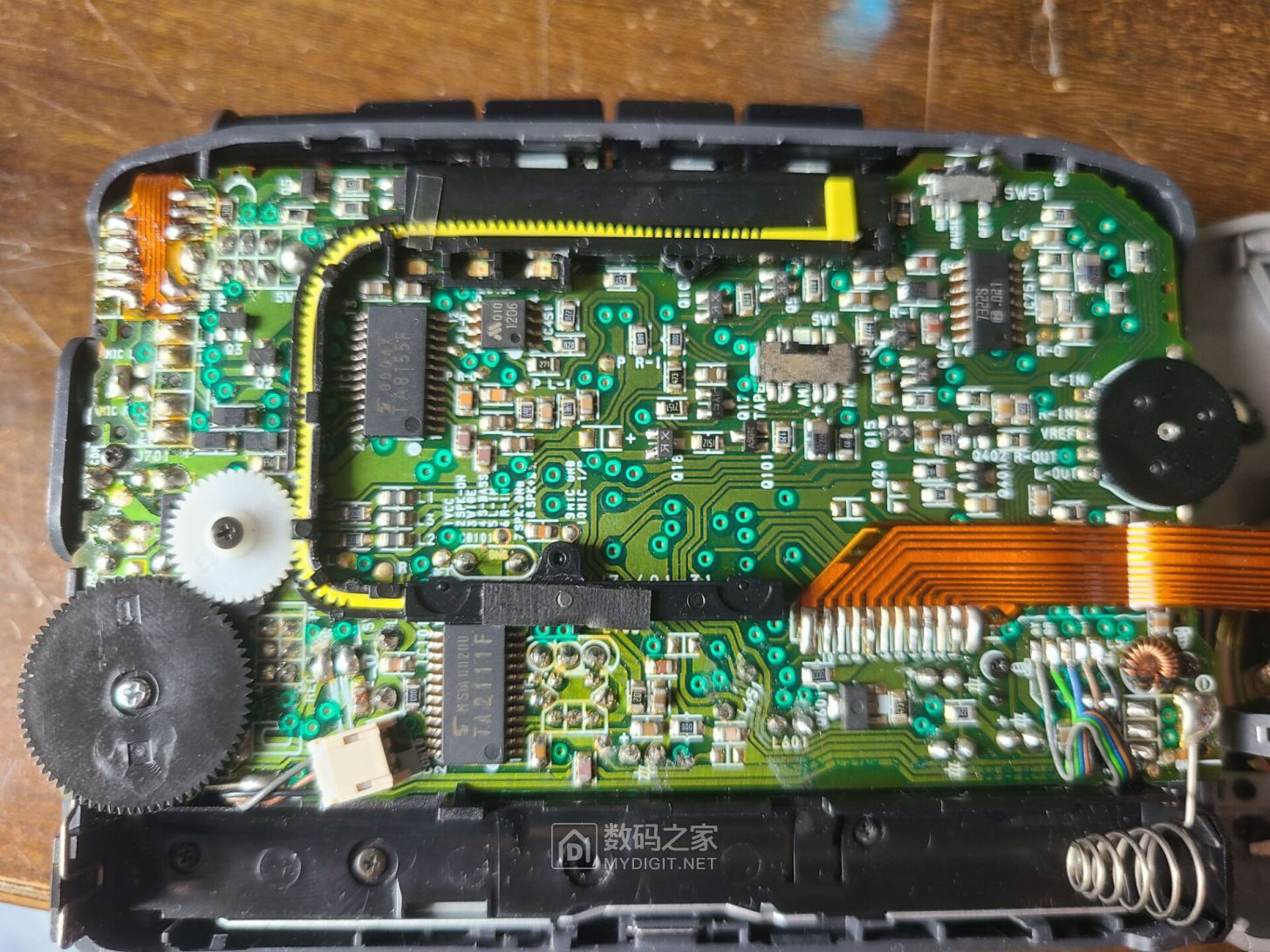 自带立体声喇叭的爱华AIWA录放磁带随身听HS-JS385首拆和打理 - 拆机乐园 数码之家