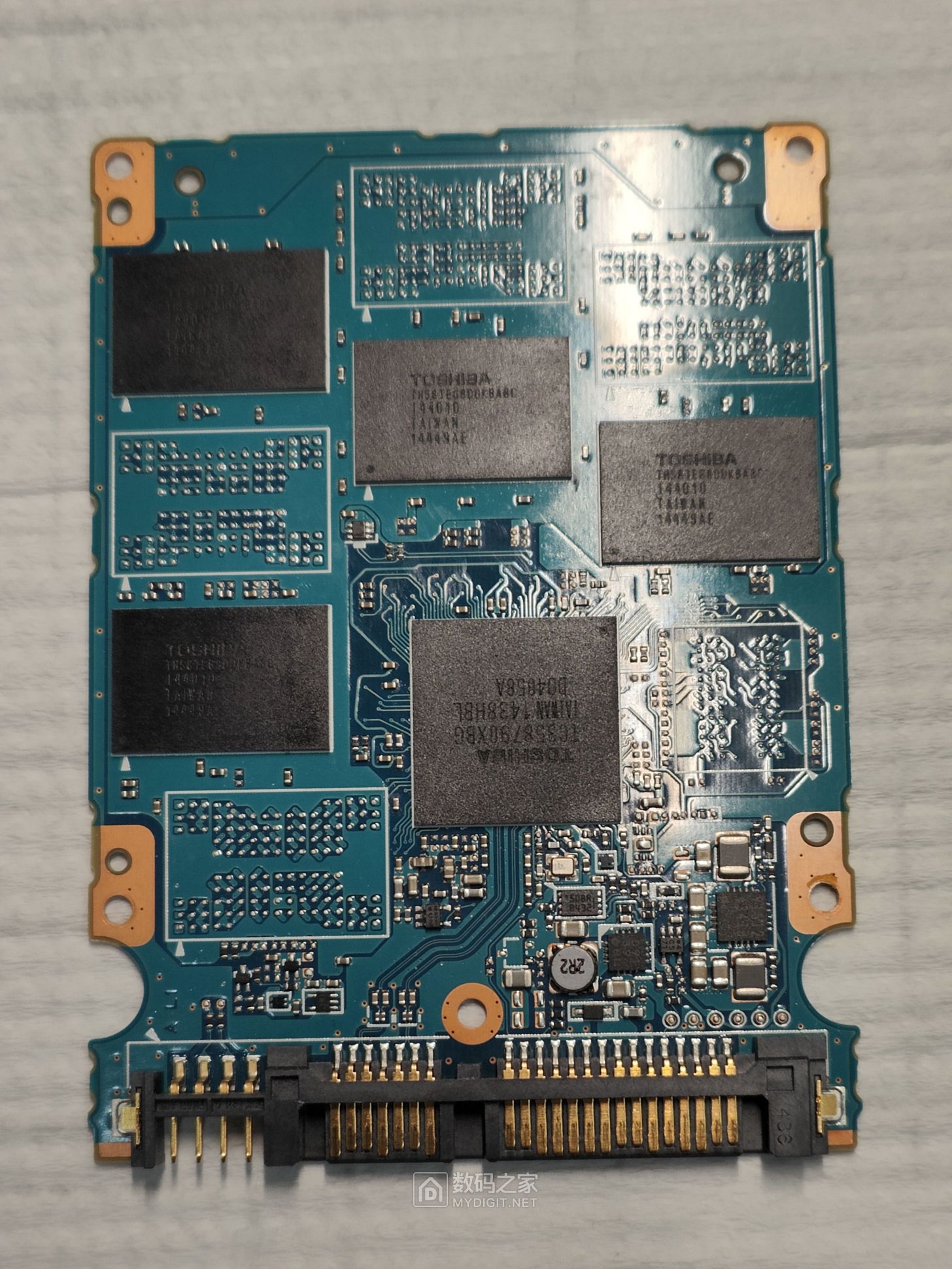 拆解东芝THNSNJ128GCSU固态硬盘 - 拆机乐园 数码之家