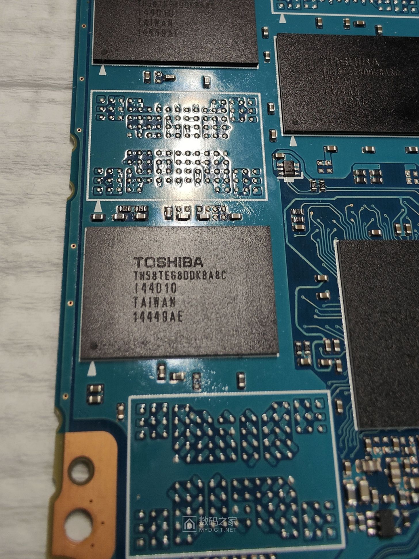 拆解东芝THNSNJ128GCSU固态硬盘 - 拆机乐园 数码之家