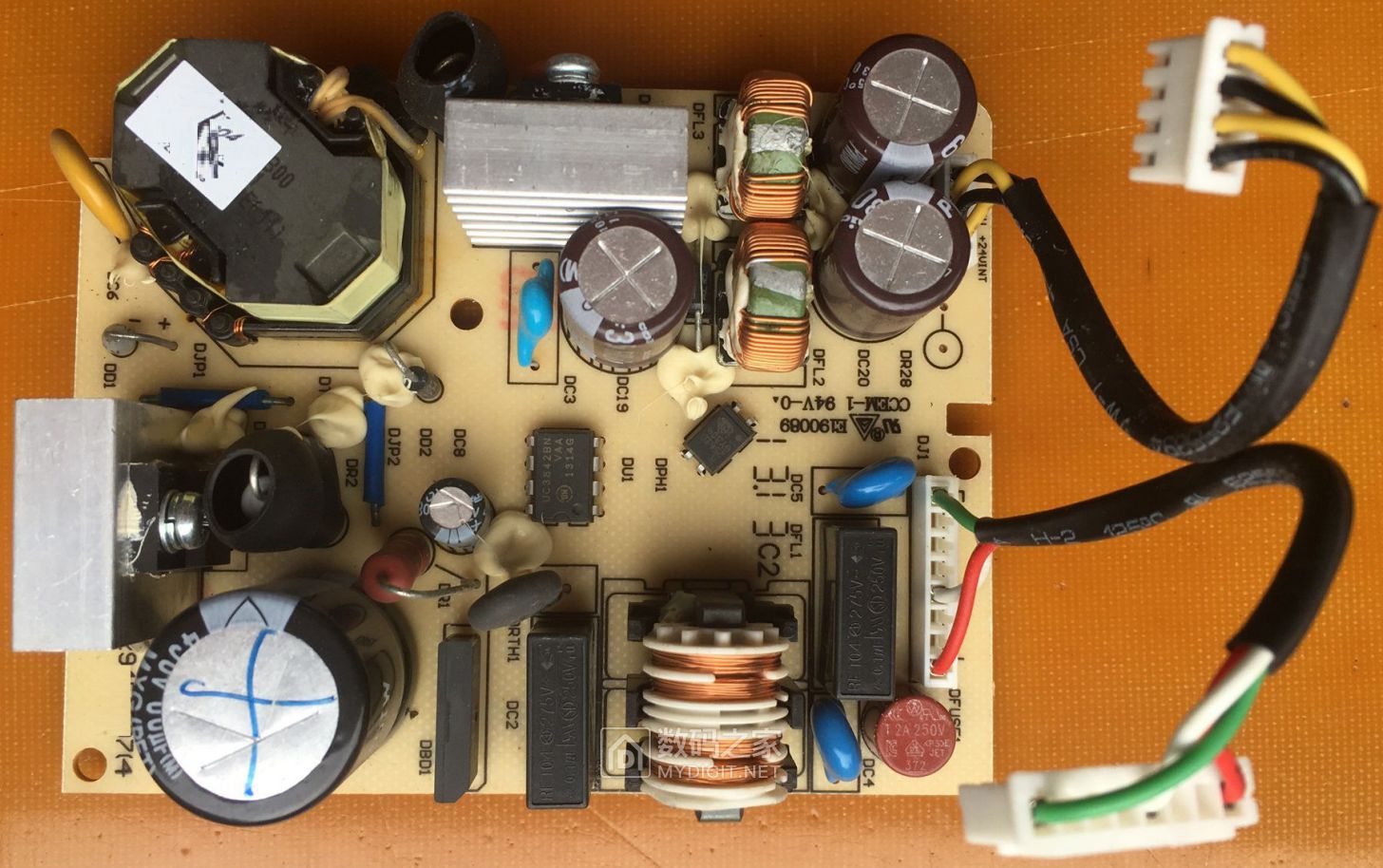 台达DELTA第二代ES2系列小型PLC DVP16ES200T拆解 - 行业拆客 数码之家