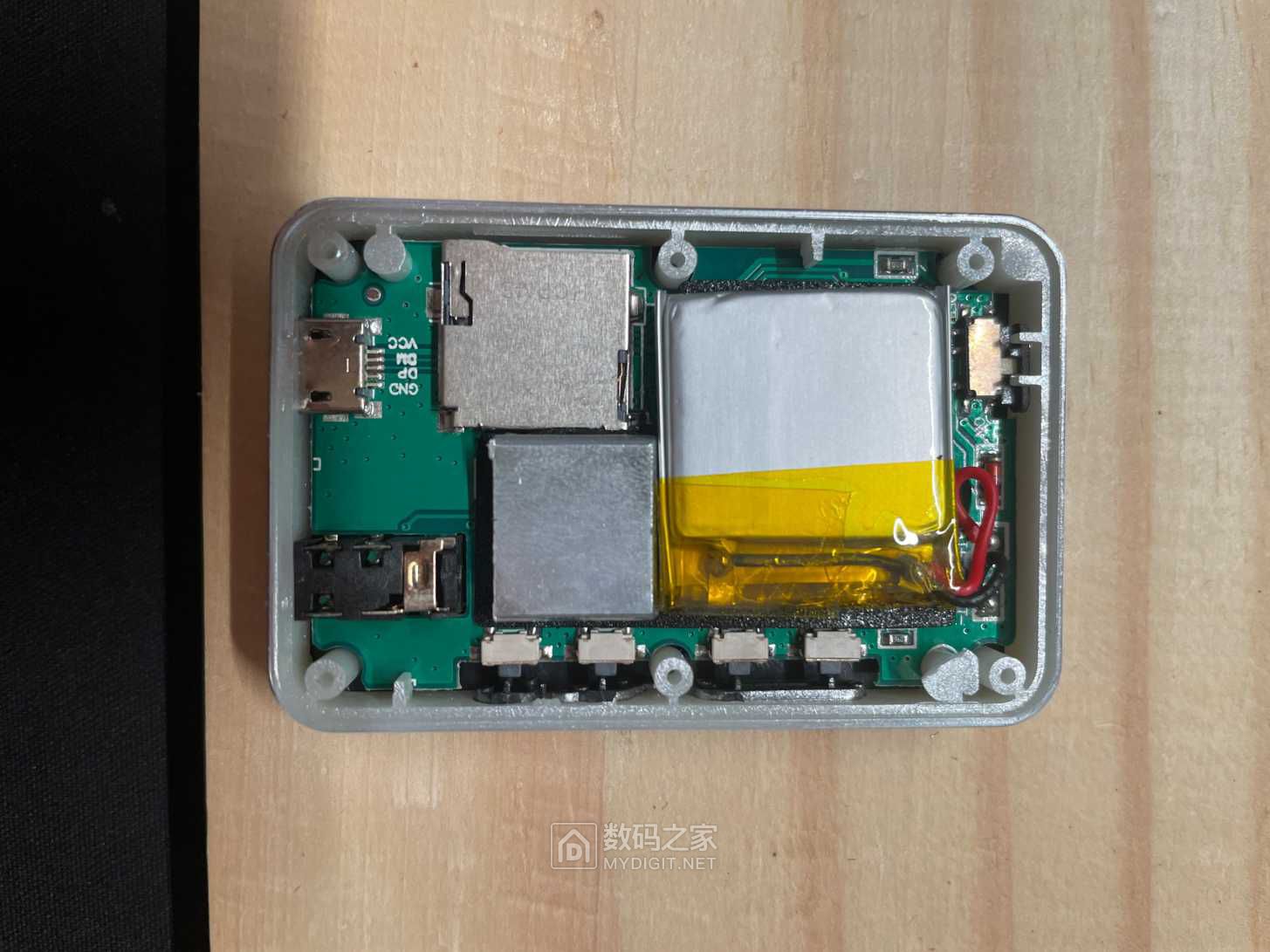 联合通MP3-P4播放器拆机，并换电池。 - 拆机乐园 数码之家