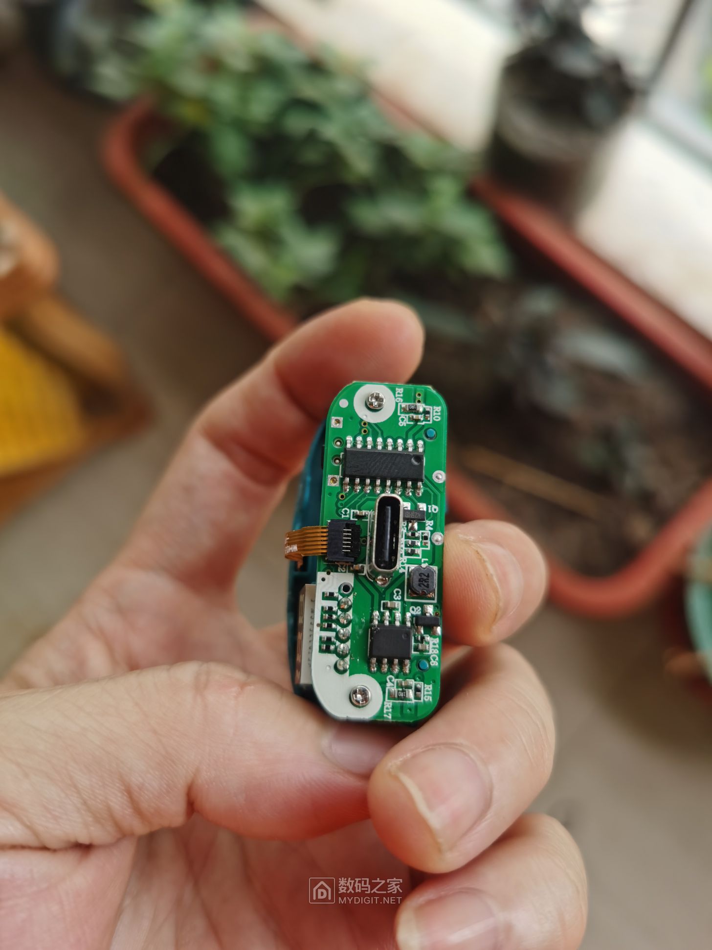 迪士尼定制的MICKEY蓝牙耳机拆解附电路图 - 拆机乐园 数码之家