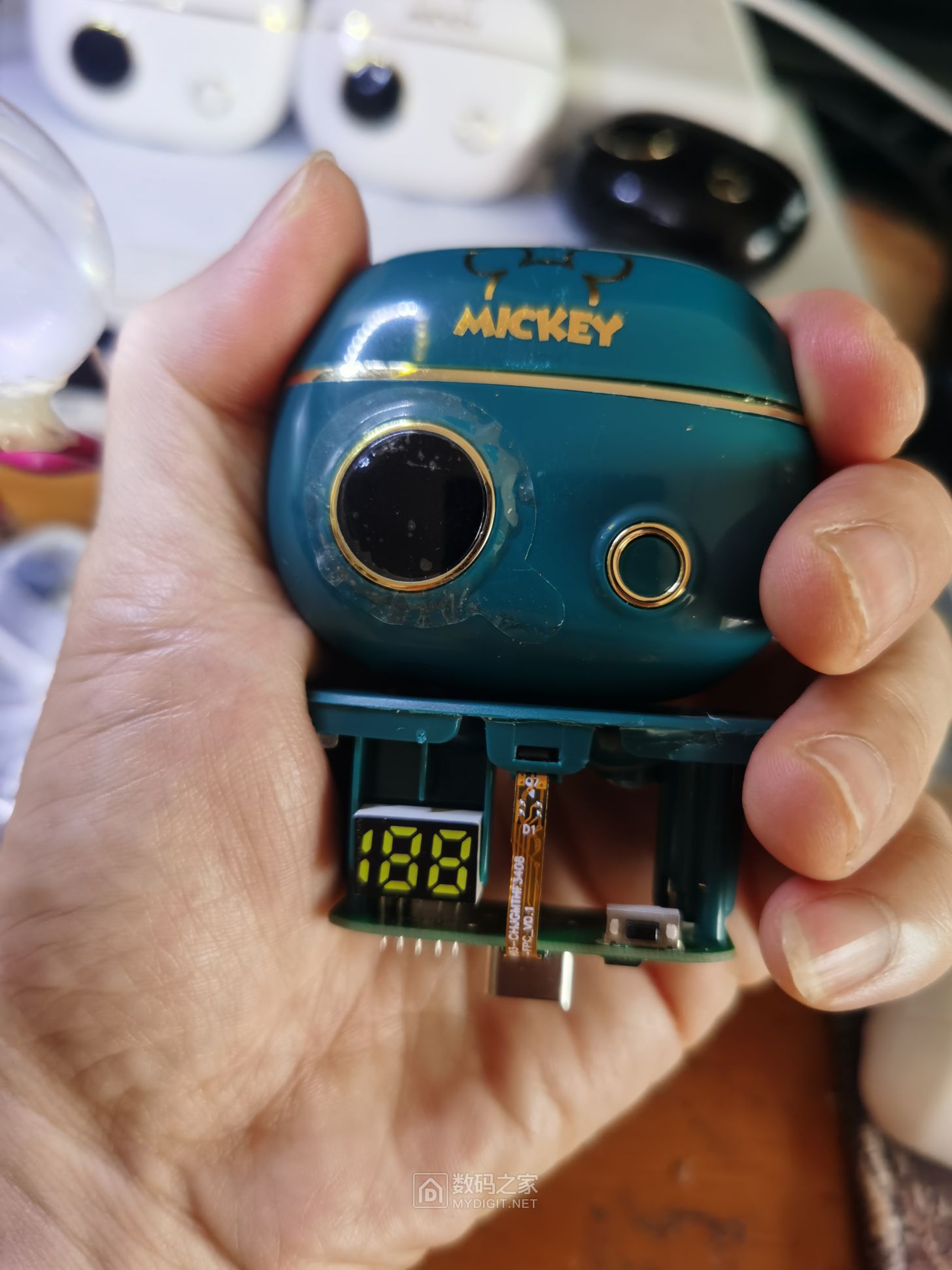 迪士尼定制的MICKEY蓝牙耳机拆解附电路图 - 拆机乐园 数码之家