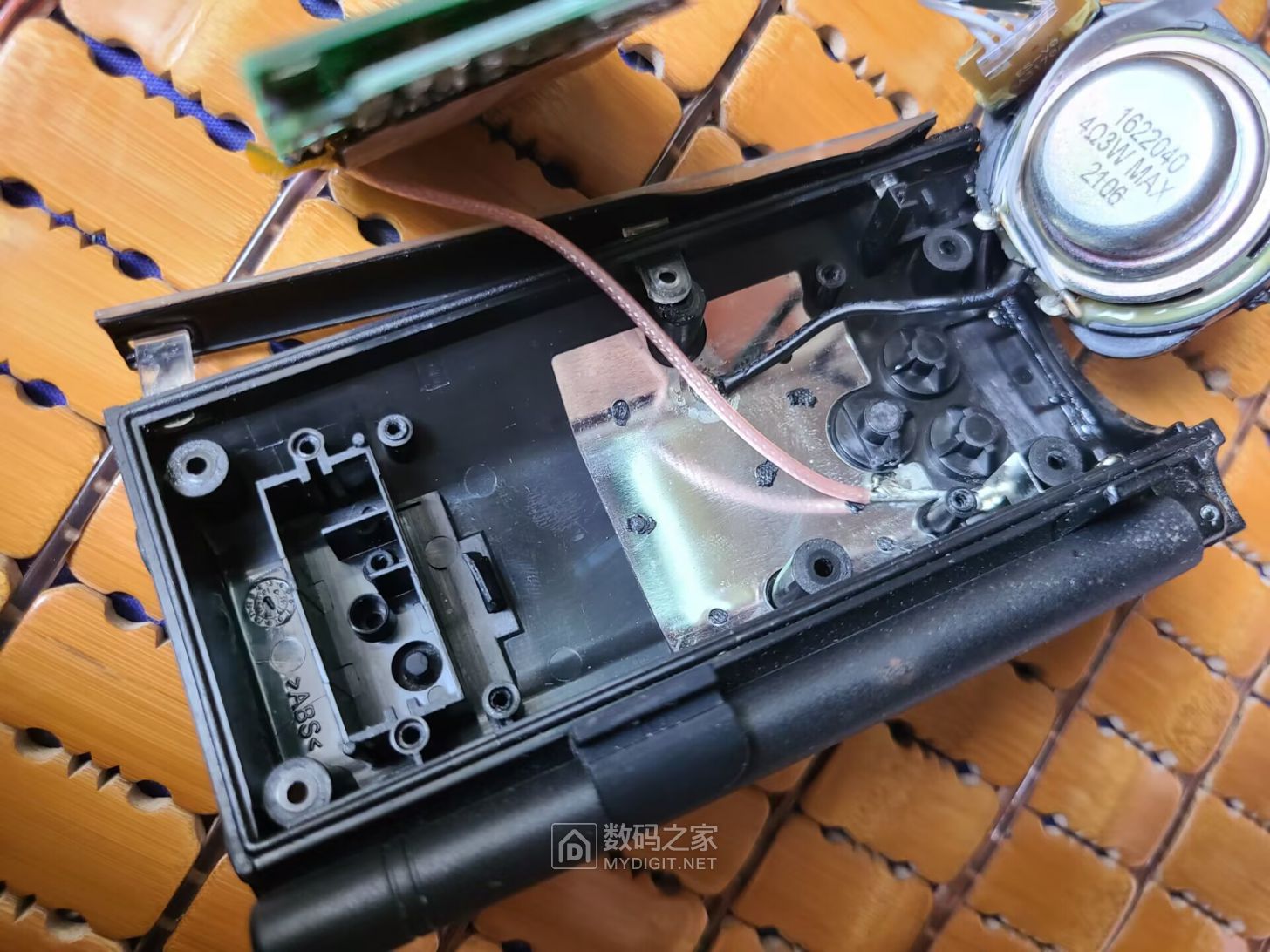 酷似对讲机的非传统收音机PERFECT PRO SW3首拆 - 拆机乐园 数码之家