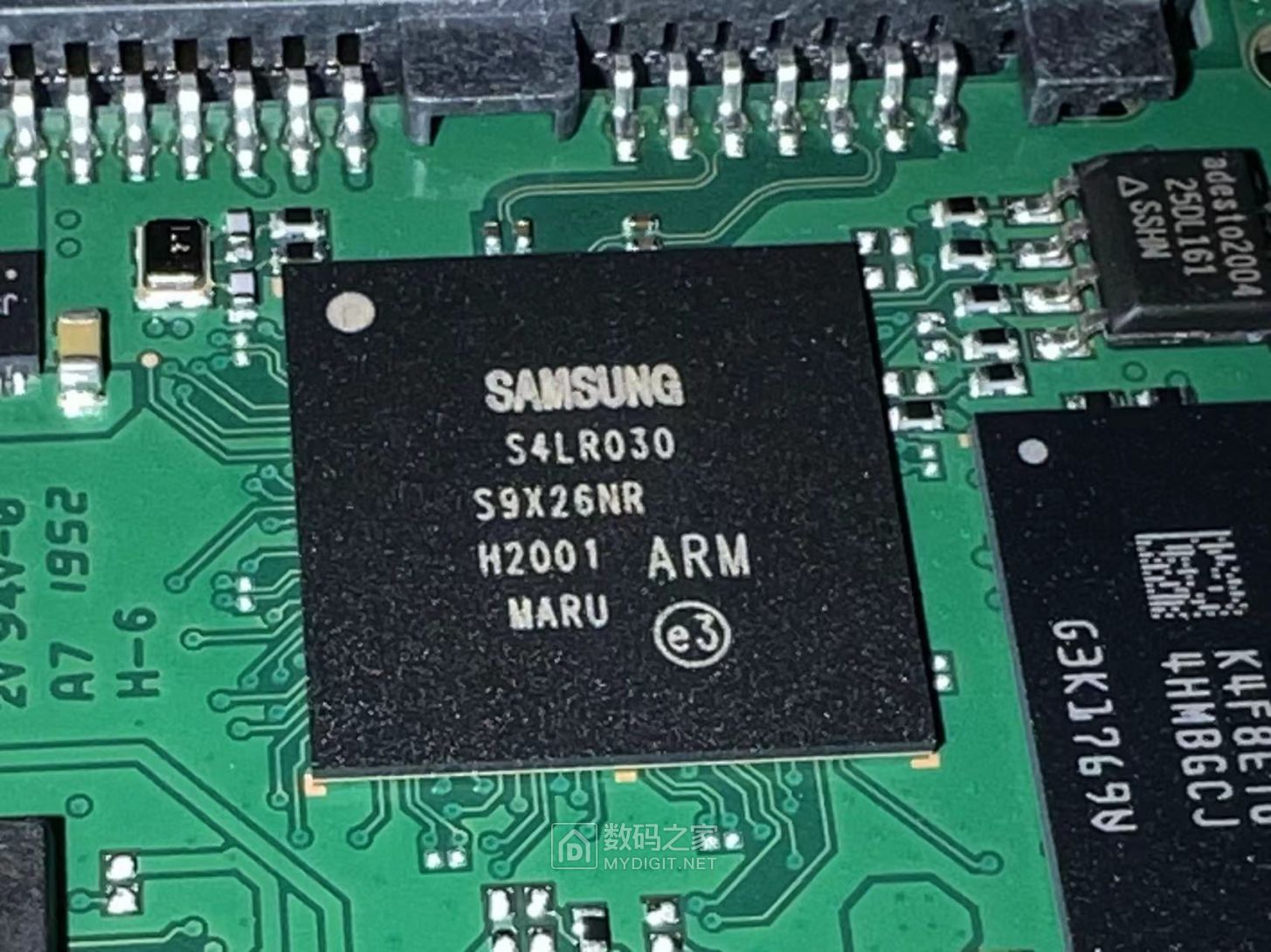 拆解三星PM883-960G固态硬盘 - 拆机乐园 数码之家