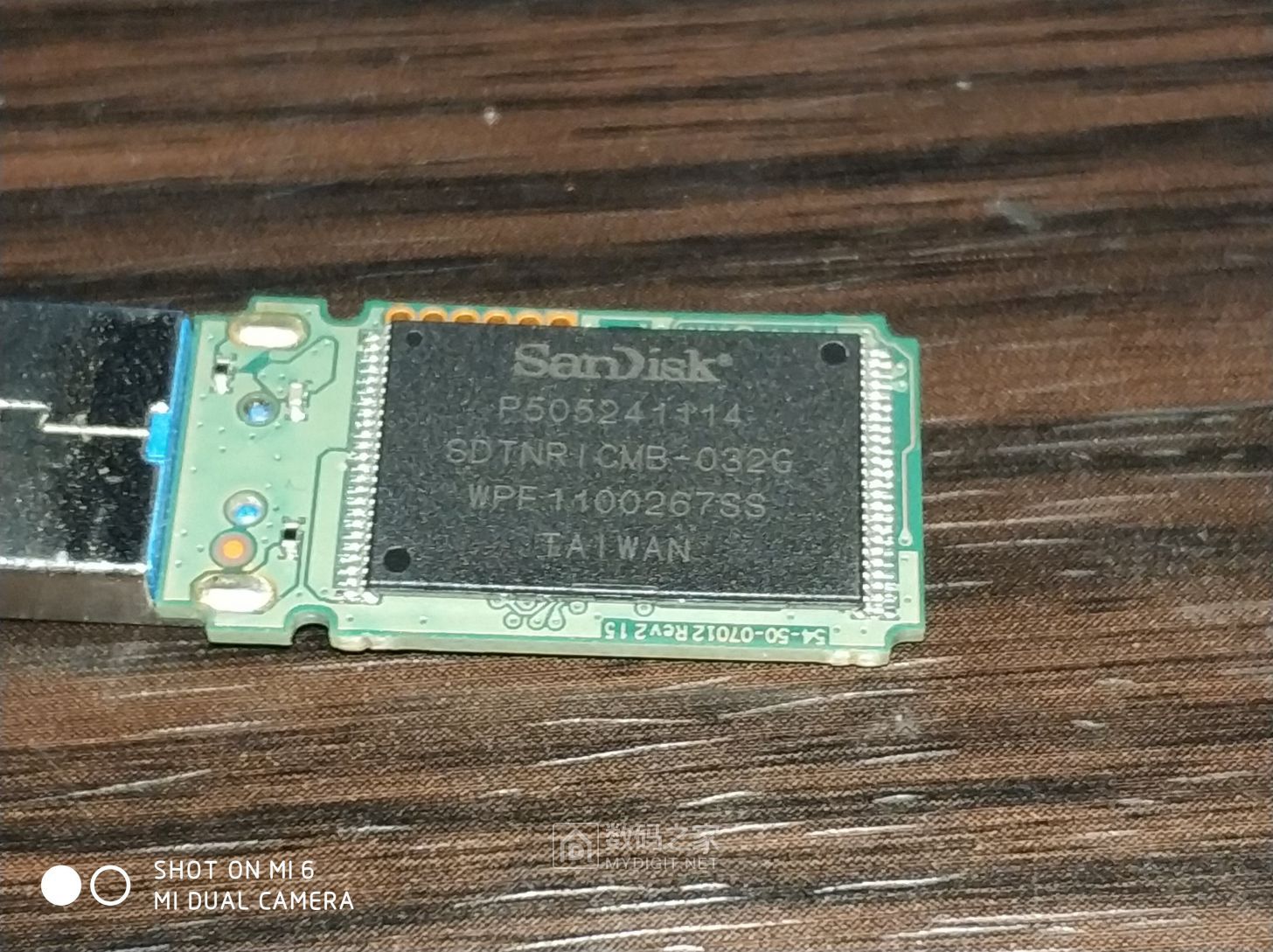 闪迪CZ48 32G拆解 - U盘存储技术 数码之家