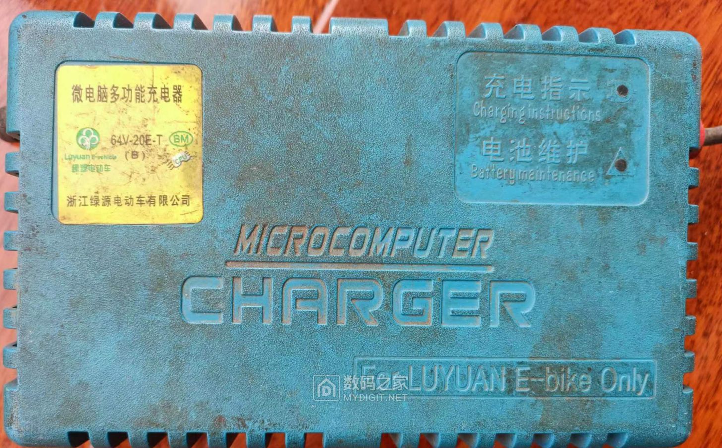 拆个绿源电动车充电器，型号：DZ-M-64-14-5 - 拆机乐园 数码之家