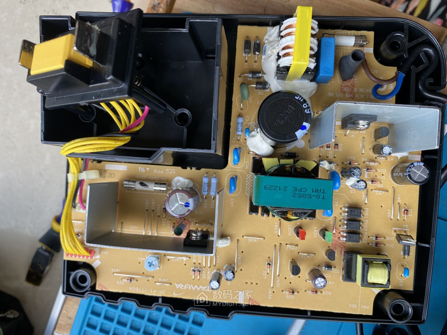 牧田18V充电器第三拆（原厂2.6A、makita DC18SD） - 拆机乐园 数码之家