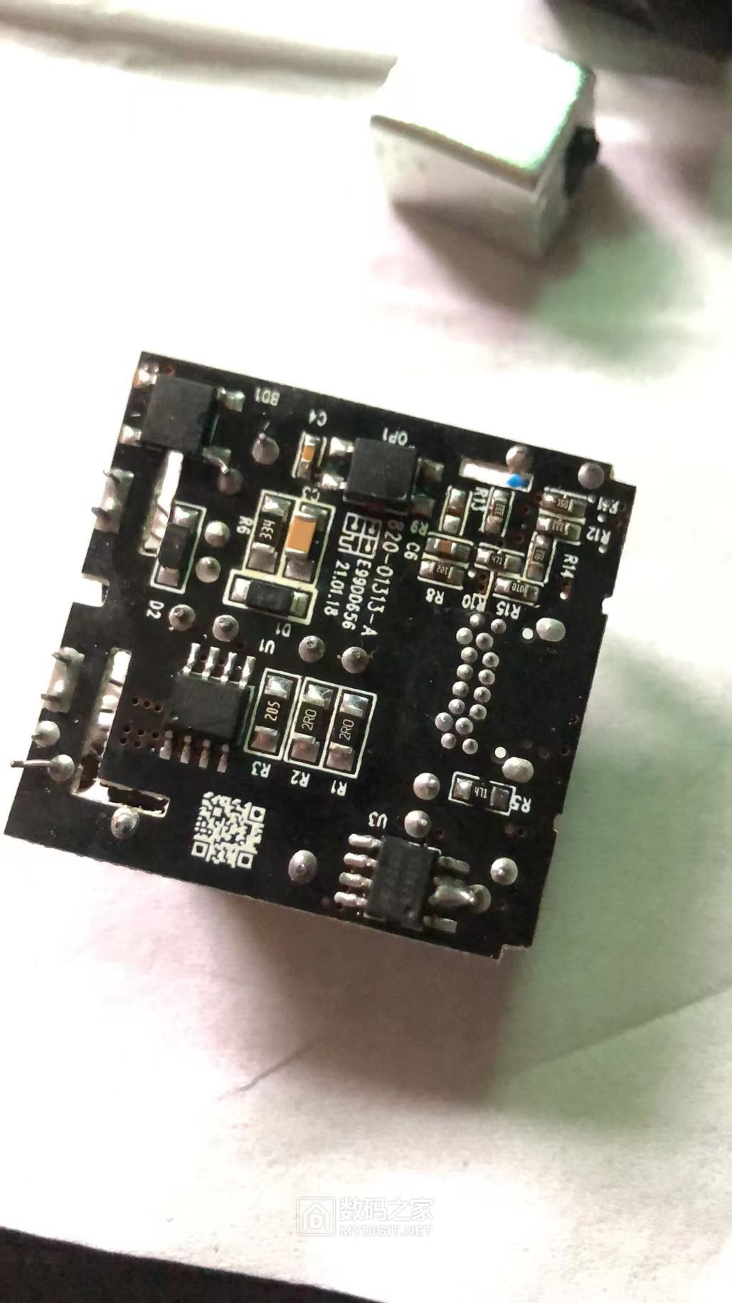 暴力拆解假货苹果20W充电器A2244 - 拆机乐园 数码之家