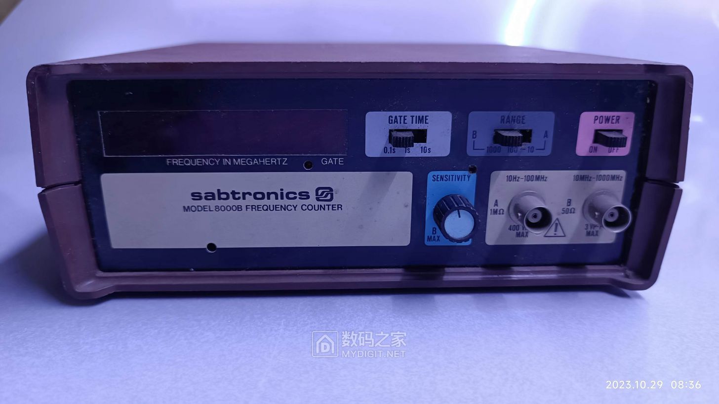 约40年前瑞士产的1ghz频率计sabtronics 8000简单测试和拆解,有幸找到电路图 - 拆机乐园 数码之家