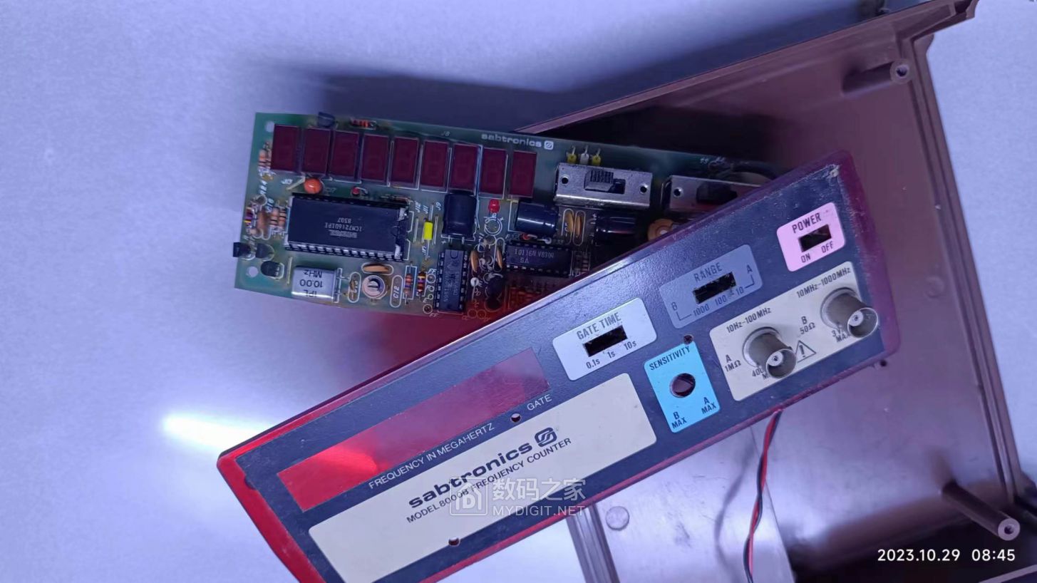 约40年前瑞士产的1ghz频率计sabtronics 8000简单测试和拆解,有幸找到电路图 - 拆机乐园 数码之家